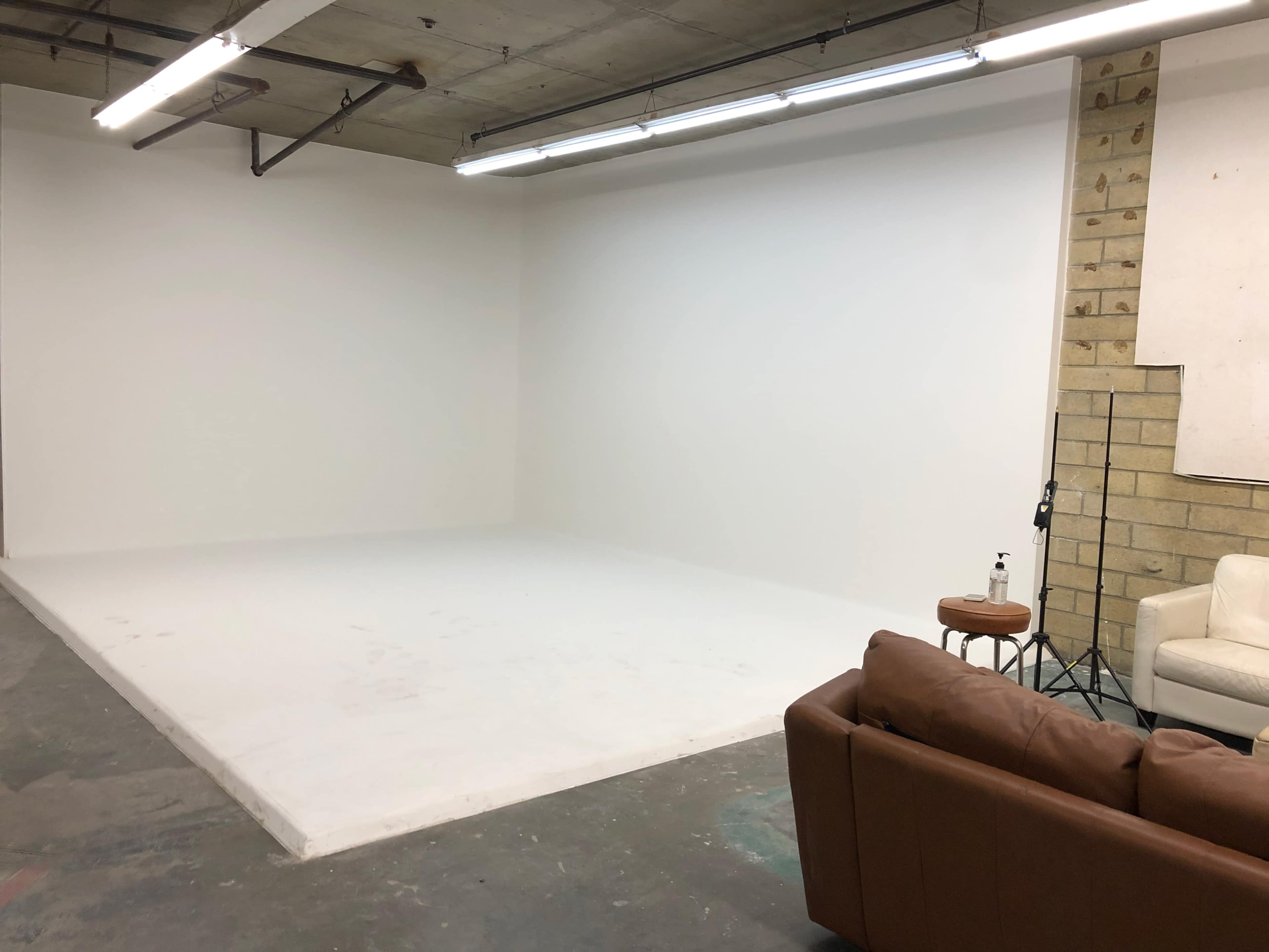 High Ceiling Simple Studio with LED Lighting supported, Los Angeles, CA ...