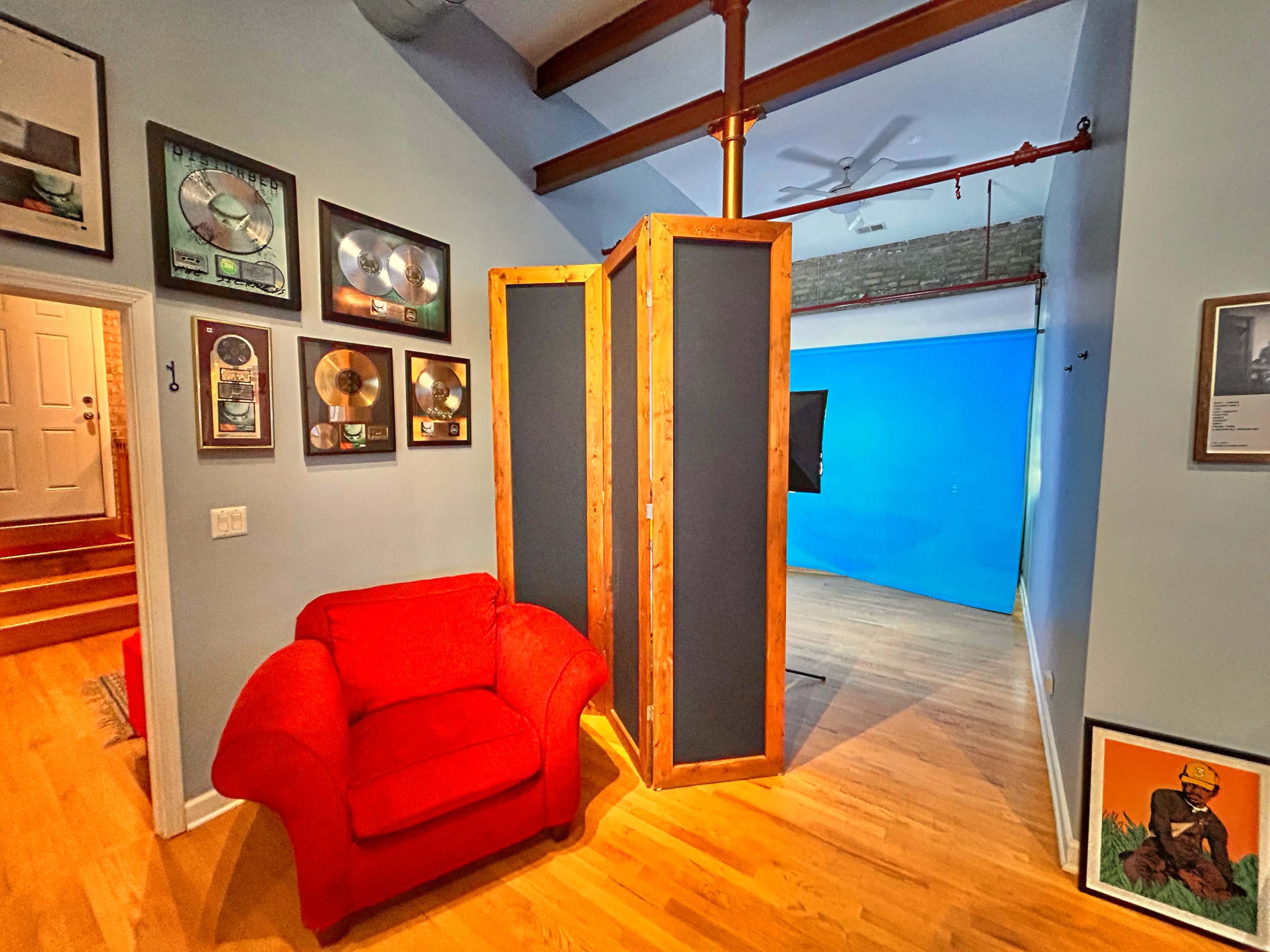 Wicker Park Area Simple Photo Studio, Chicago, IL | Production | Peerspace