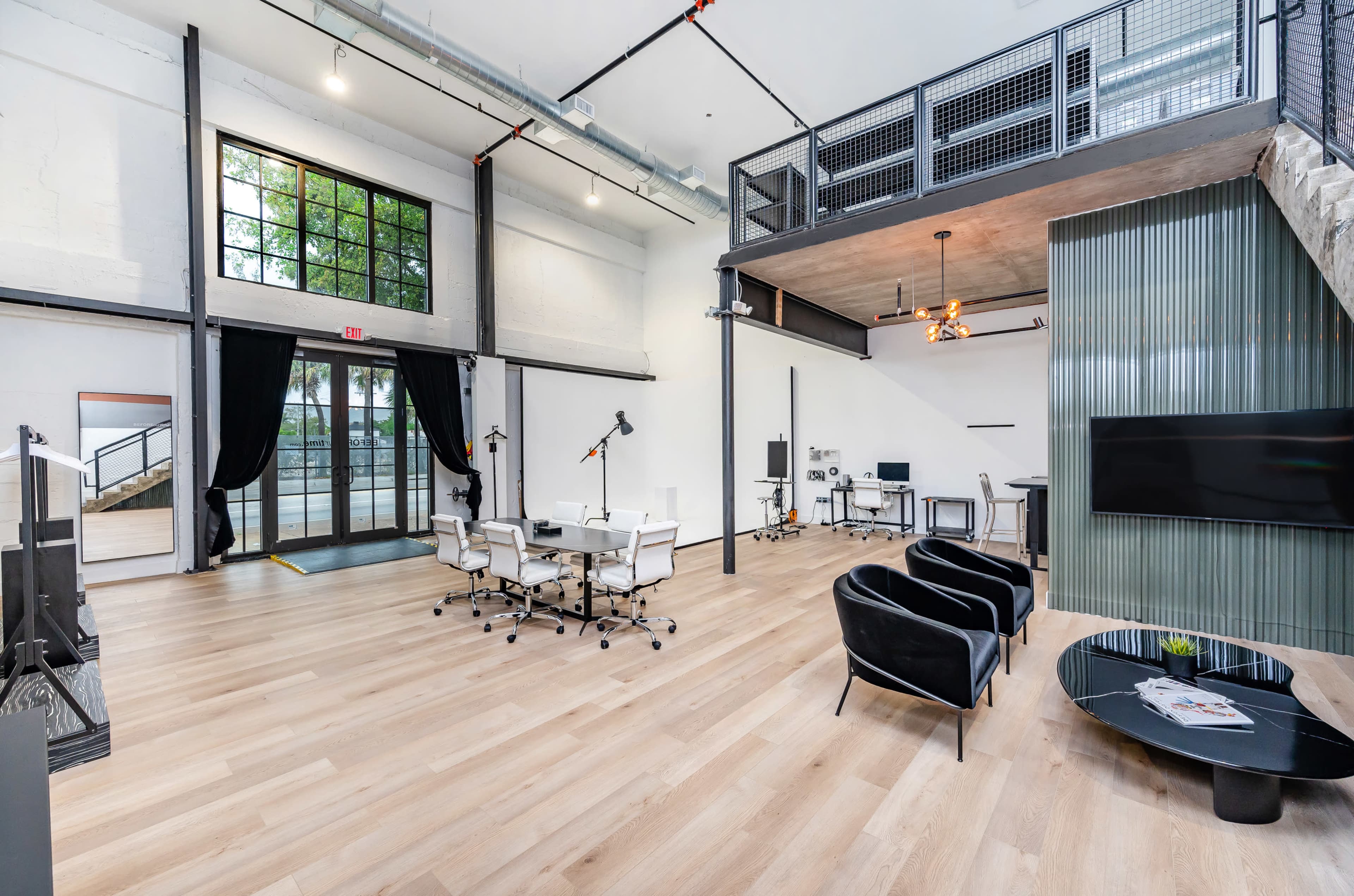 Modern showroom/studio concrete loft with high ceilings. Huge cyclorama ...