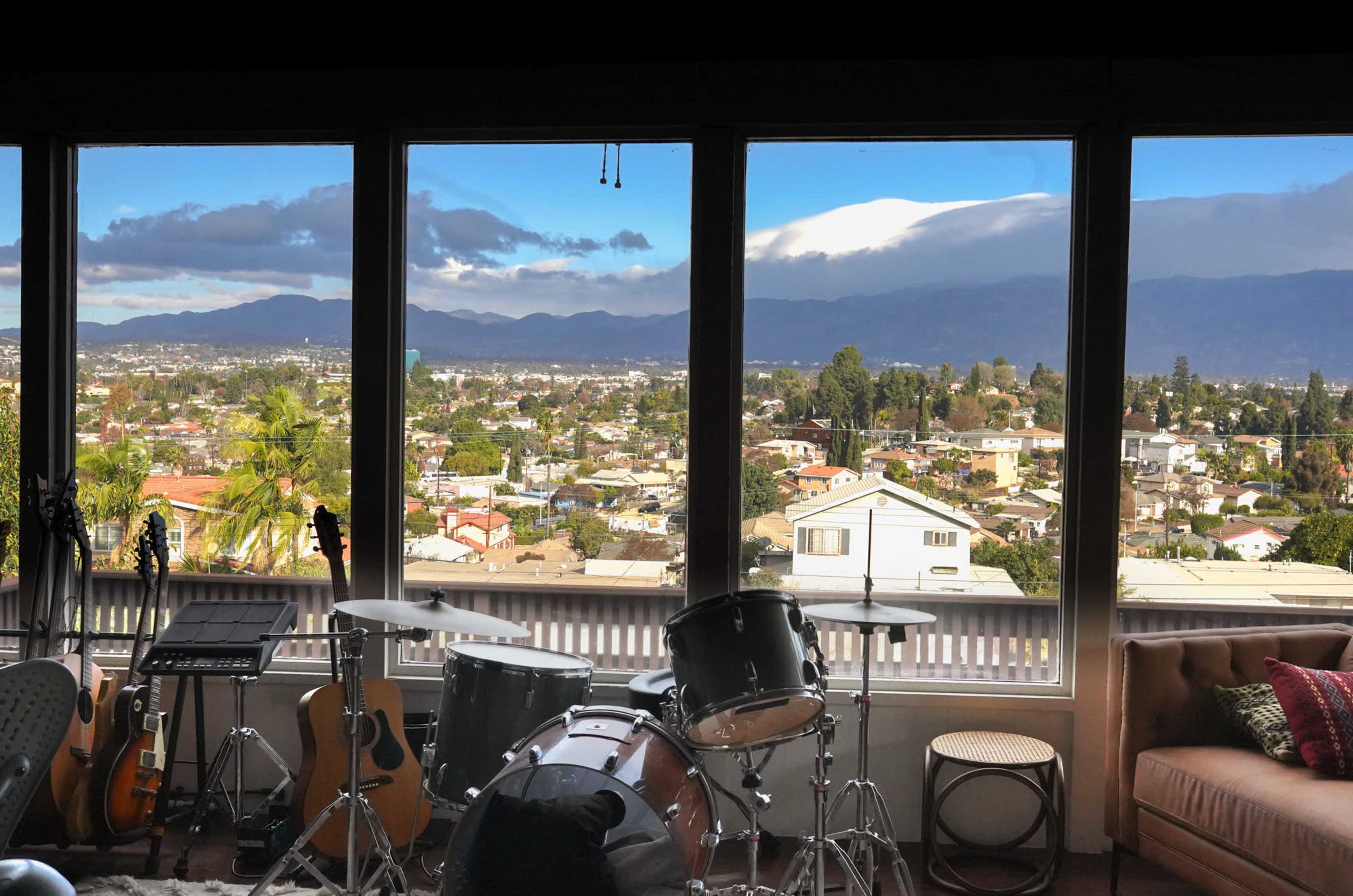 Eclectic Music Recording Studio with Gorgeous Mountain Views with Vibey ...