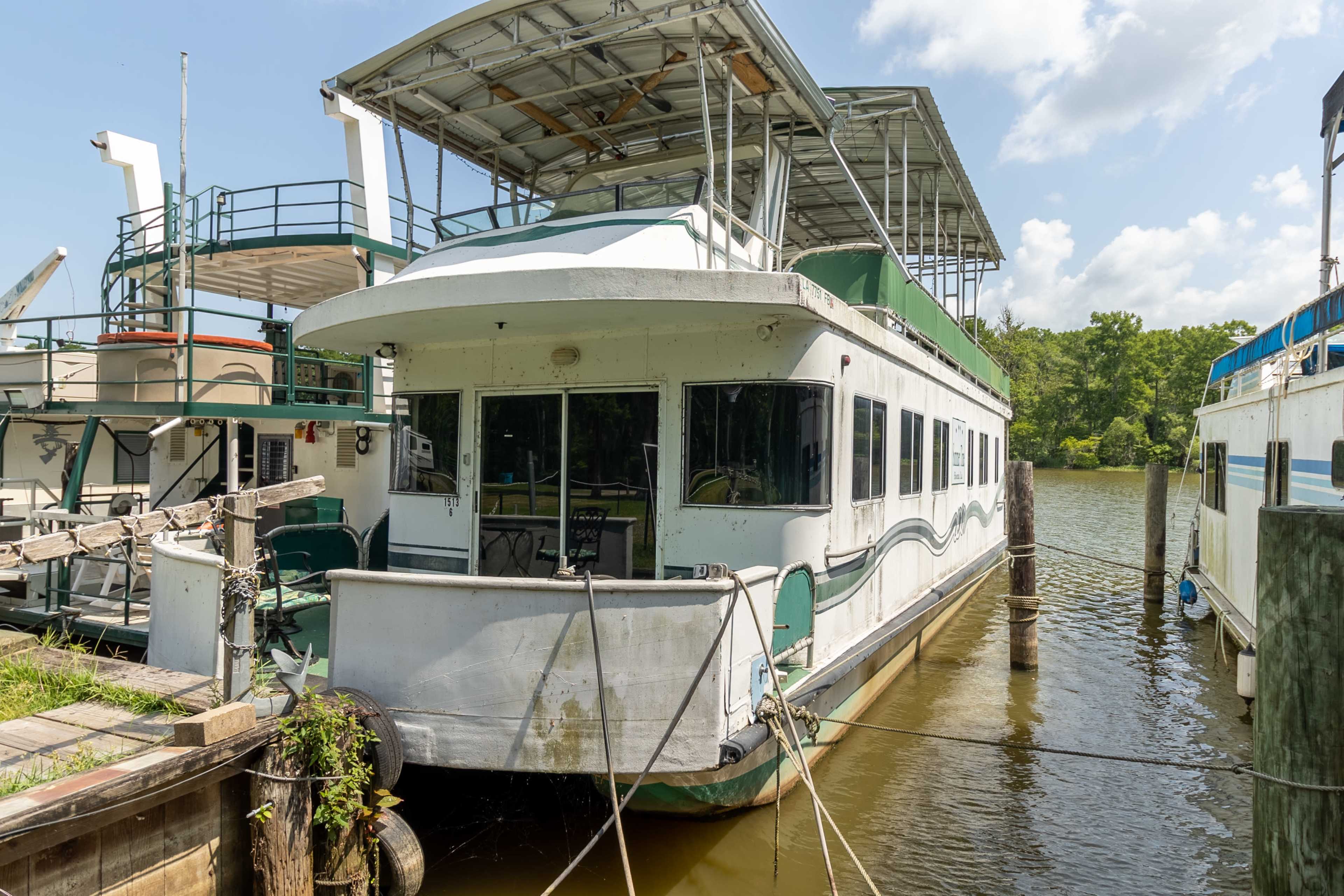 Houseboat on the Bayou In Louisiana Southern Cajun Experience with hot ...