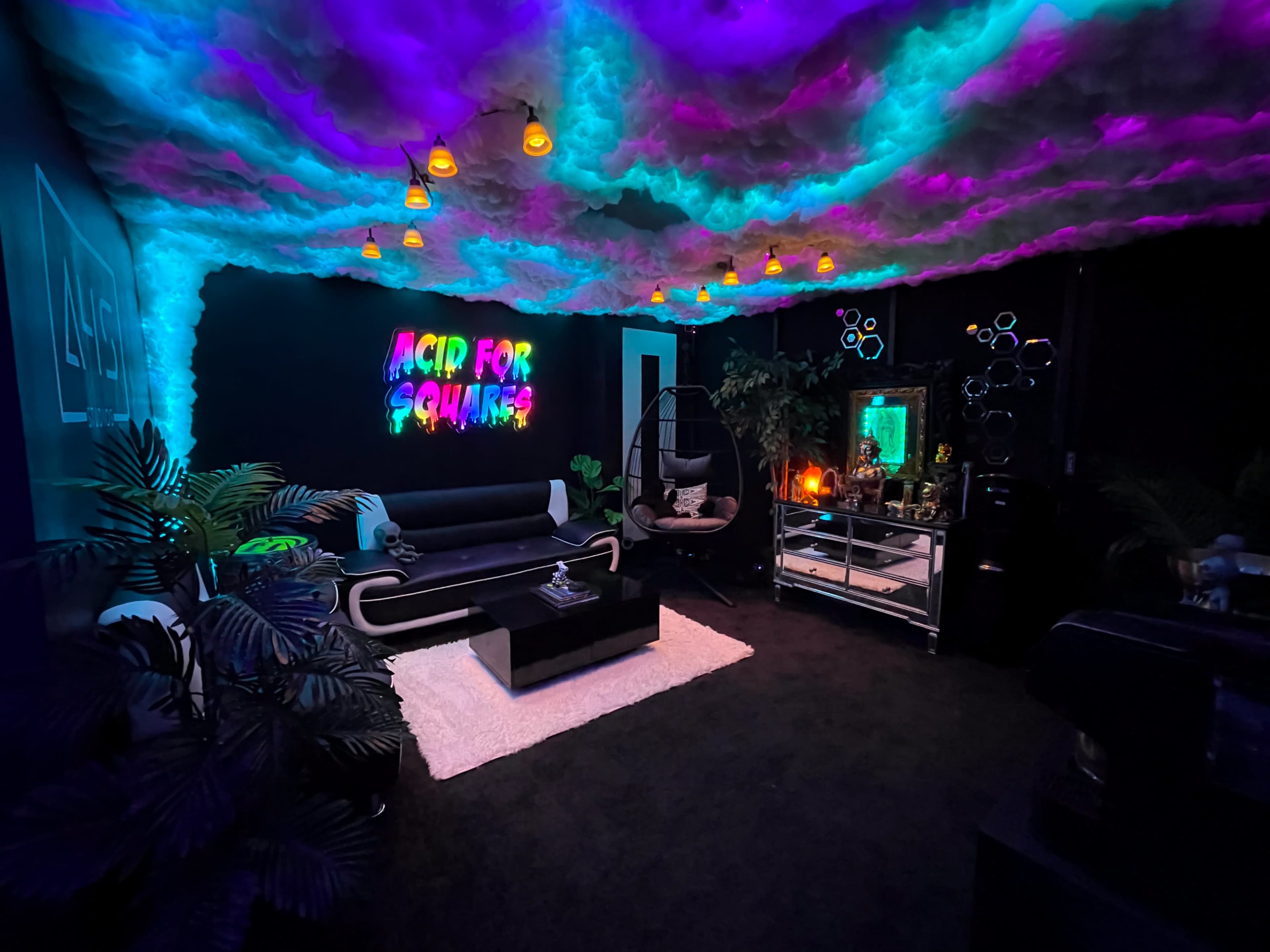LA's Psychedelic Oasis: Stylish Studio with Cloud Ceiling, North ...