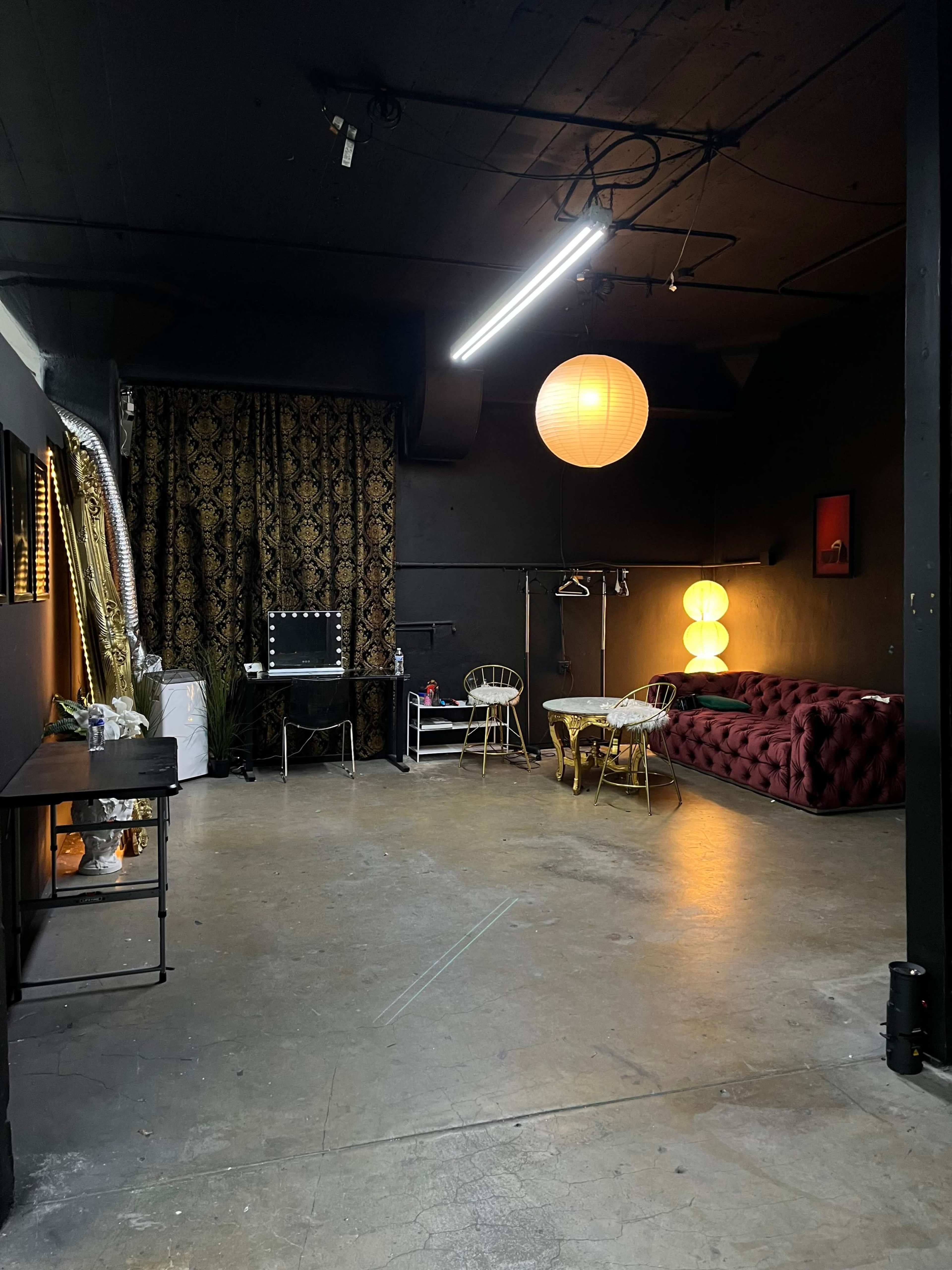 MoodyDarkRoom Studio | Photo studio with white cyc + backdrops ...