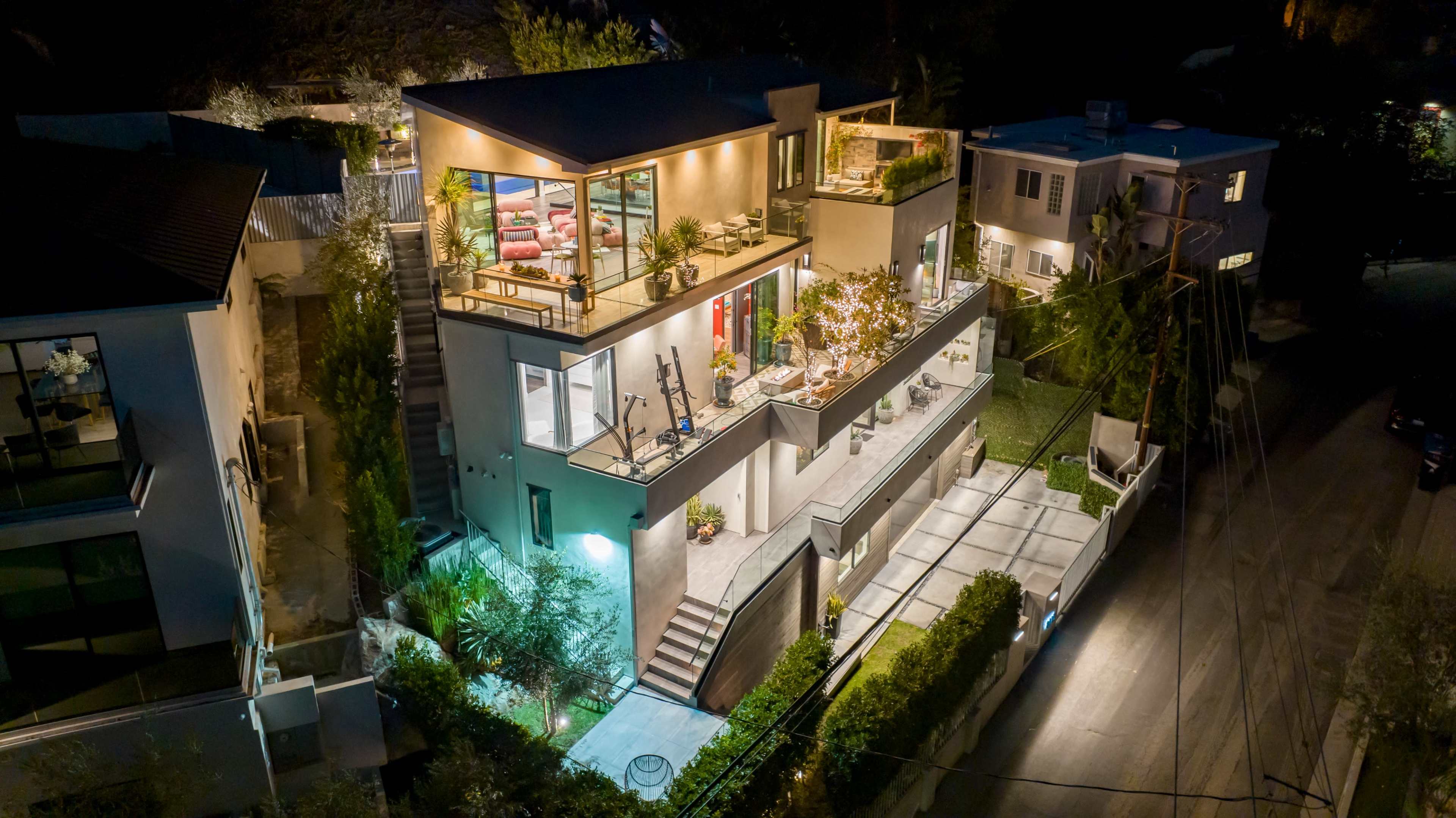WILLOW GLEN COLOR POP CANYON HOUSE, Los Angeles, CA | Production | Peerspace