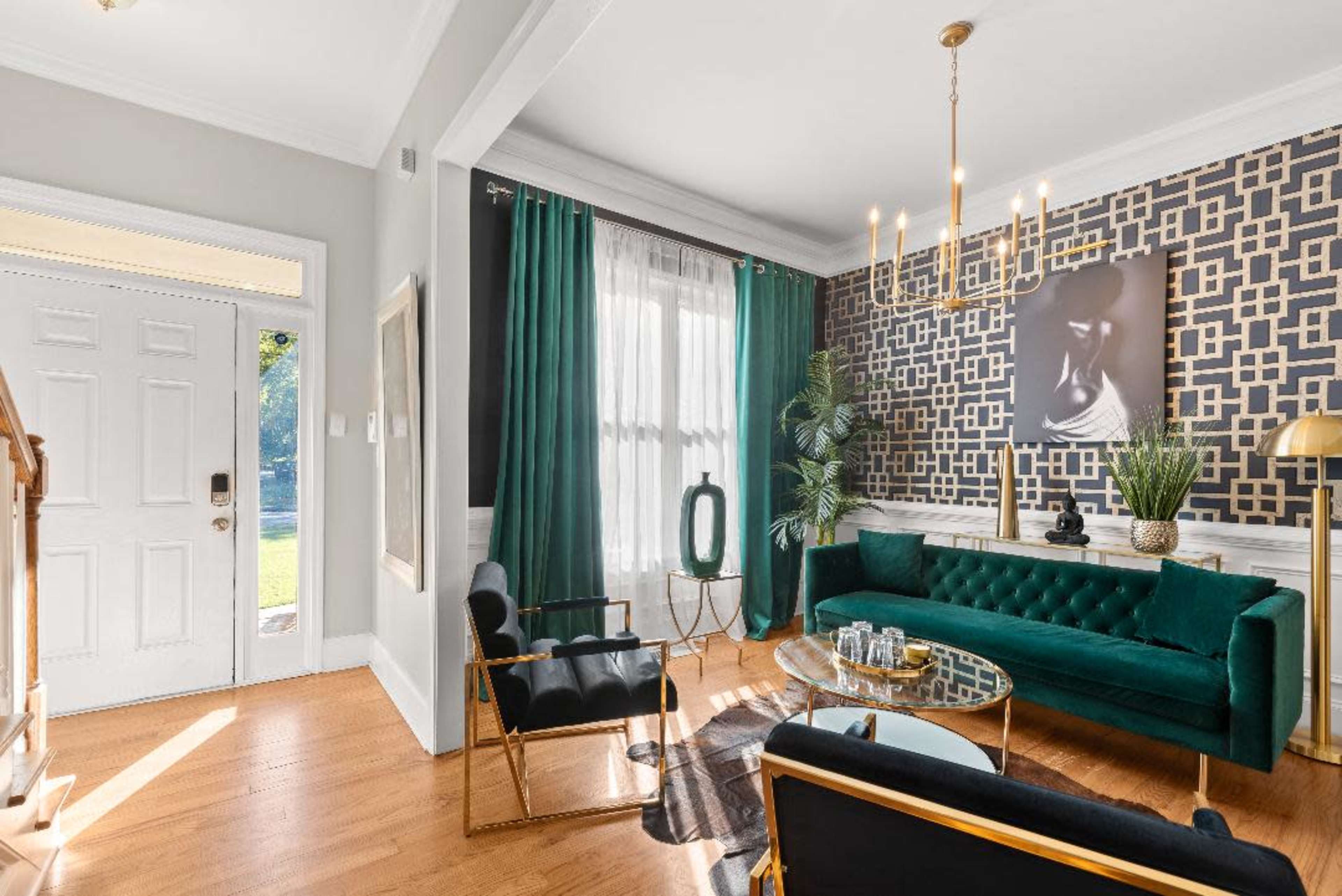 "Downtown Elegance: Luxury Retreat with Parlor, Stylish Bar, and ...