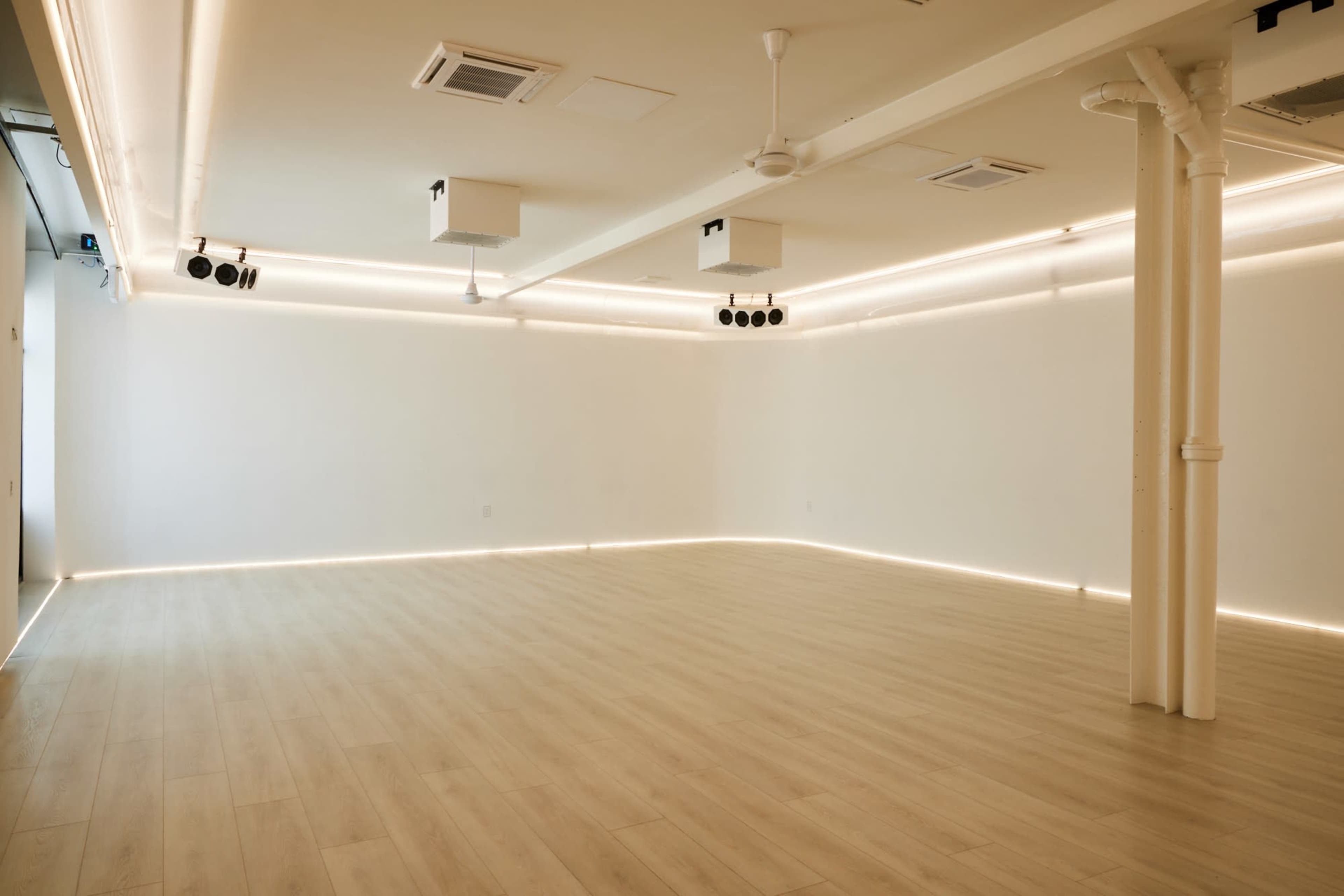 Soundproof White Loft Studio with High Ceilings in Greenpoint, brooklyn ...