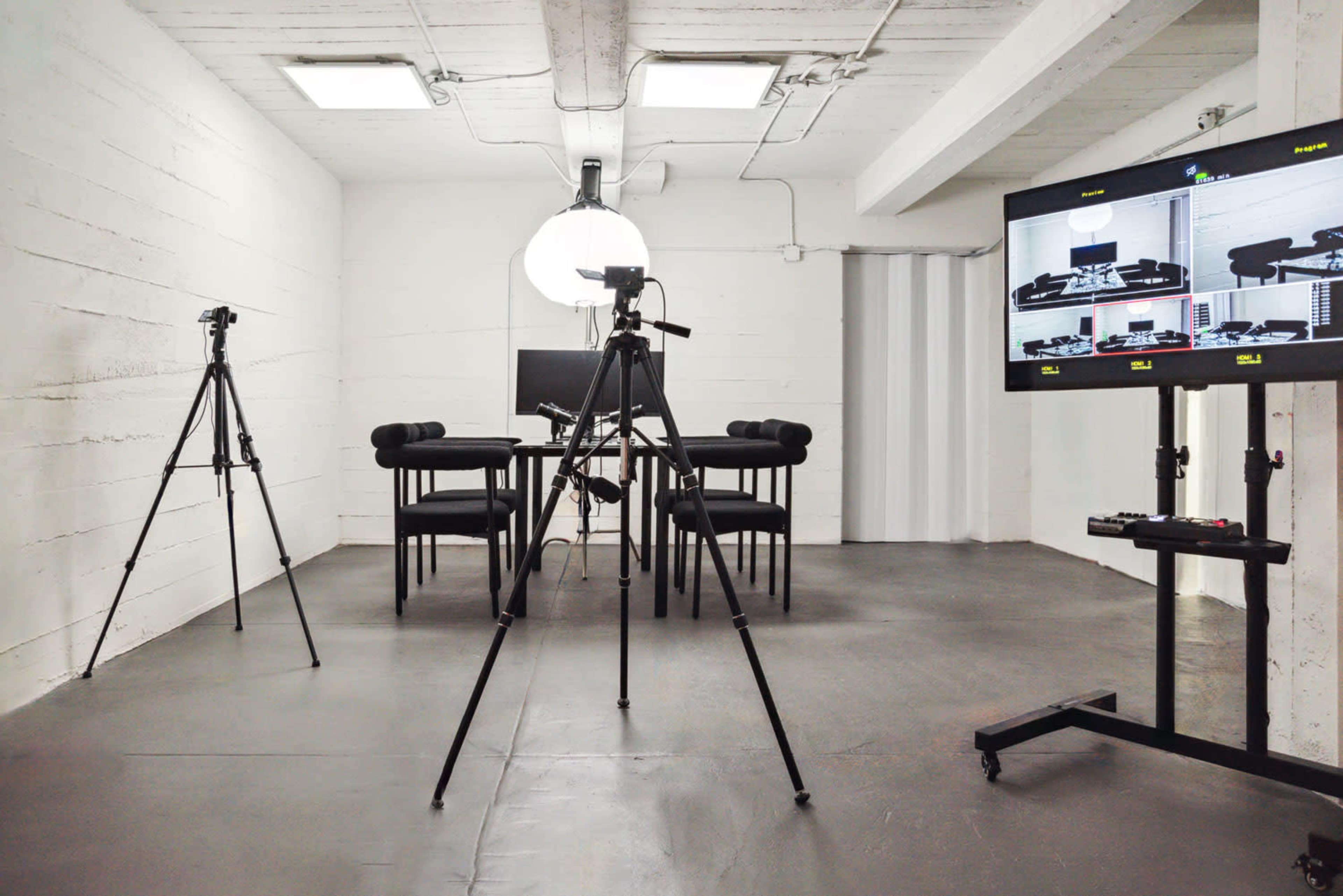 4 Guest Table Set, Los Angeles, CA | Production | Peerspace