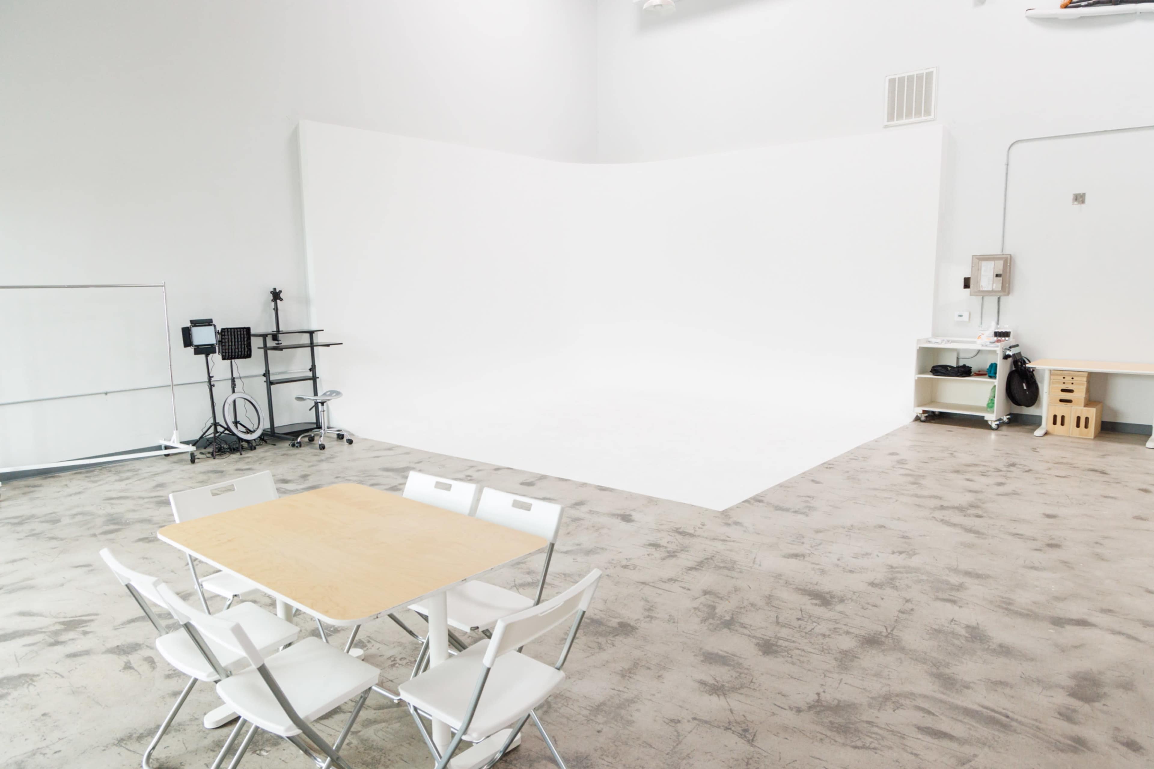 Zine Studios ATX-Skylit Modern-Industrial Warehouse w/ Cyclorama + Pro ...