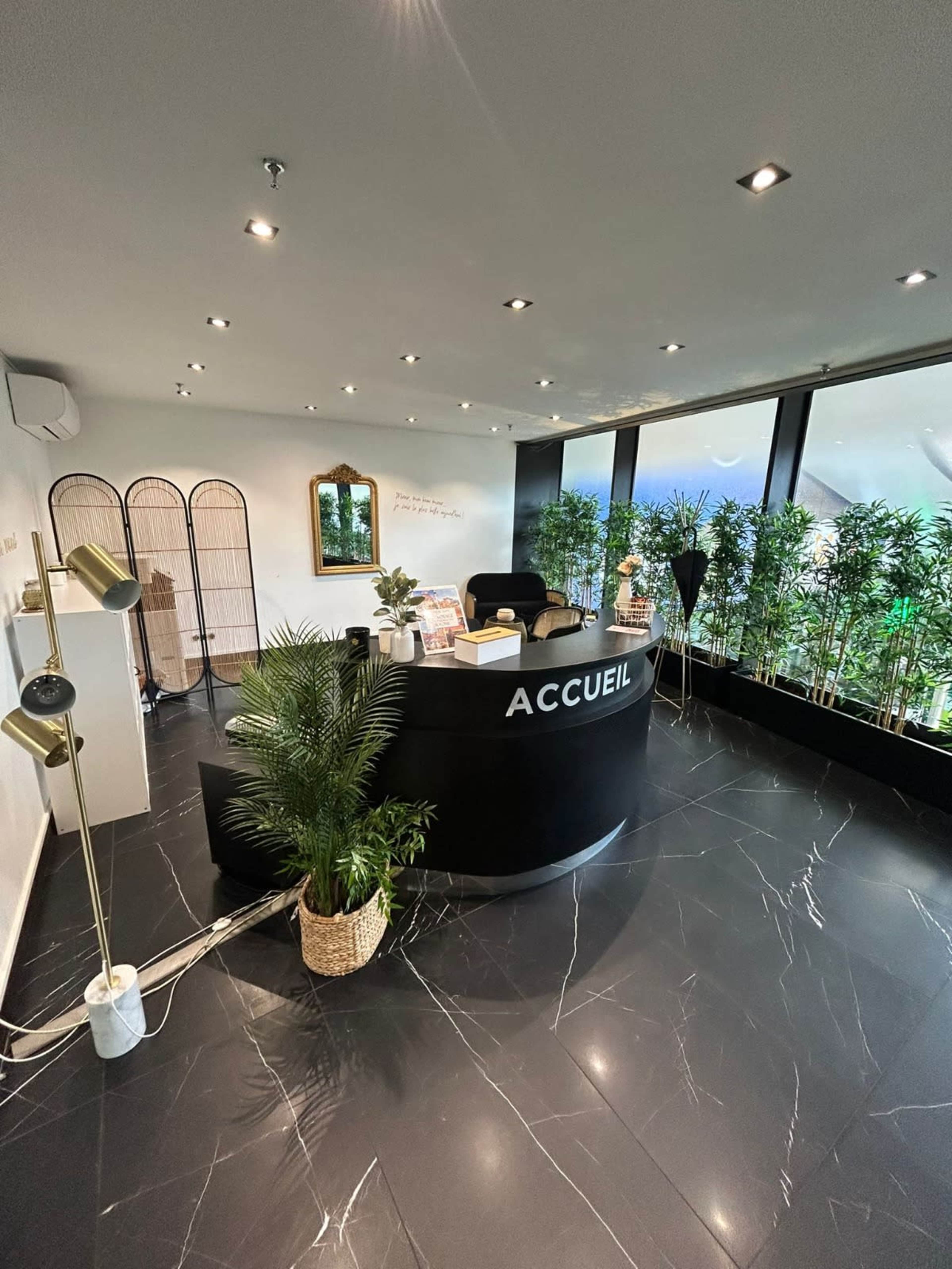 Salon lounge VIP avec vue panoramique, Plaisir | Production | Peerspace