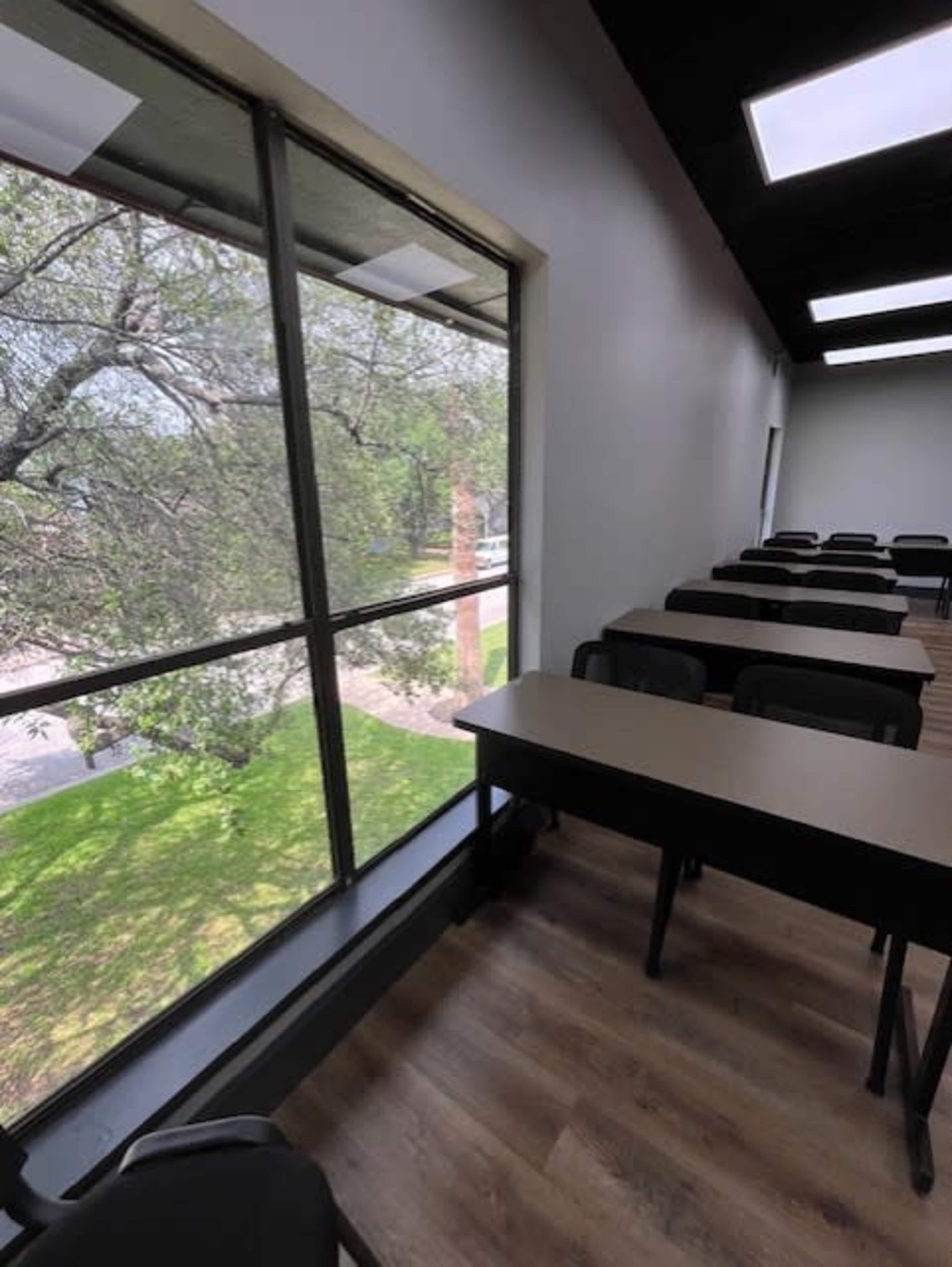 Collective Partners HUB | Training Space with Screens and Whiteboards ...