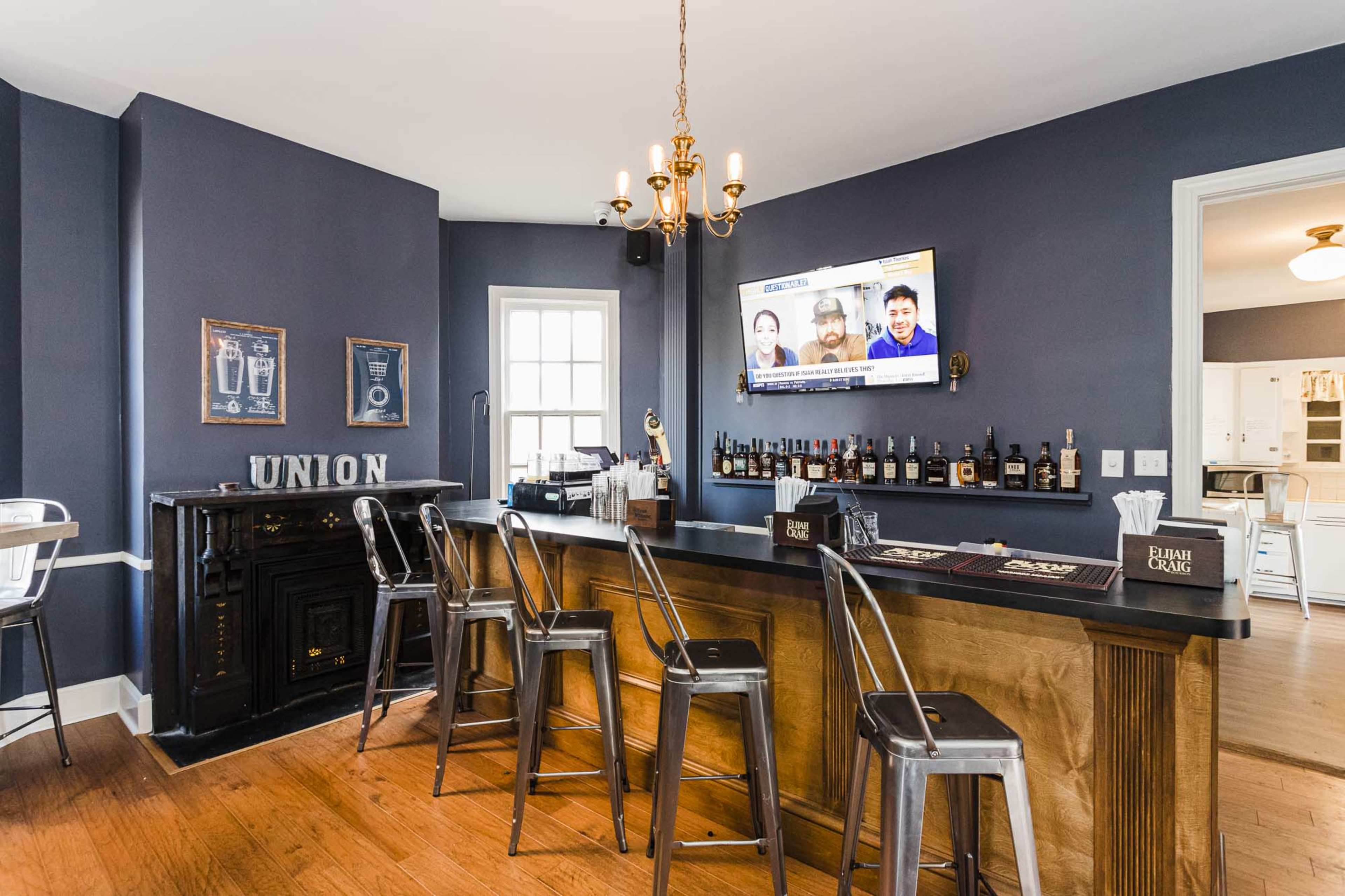 The Edison House, Jeffersonville, IN | Off-Site | Peerspace