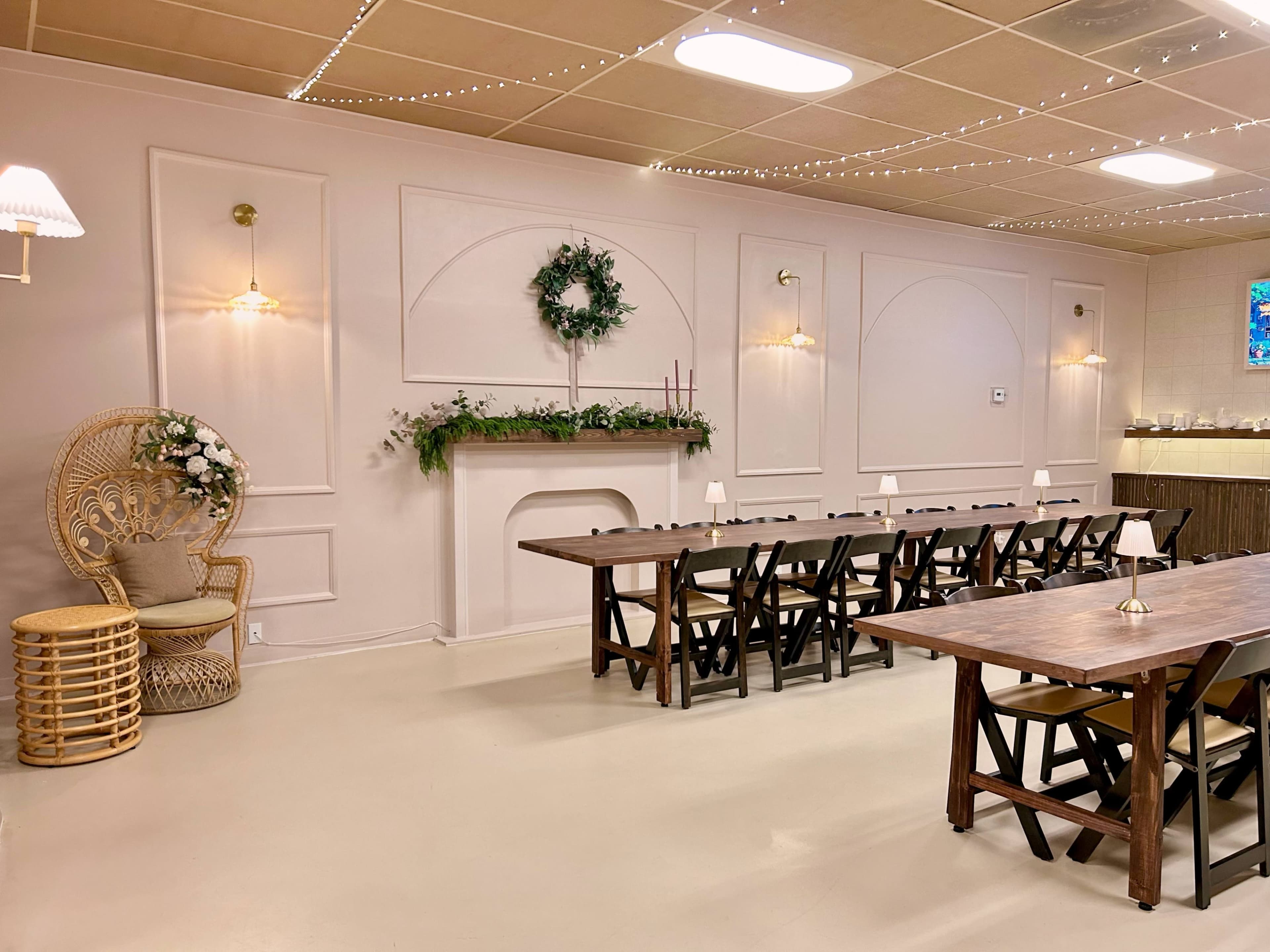 Intimate Modern Studio, Anaheim, CA | Event | Peerspace