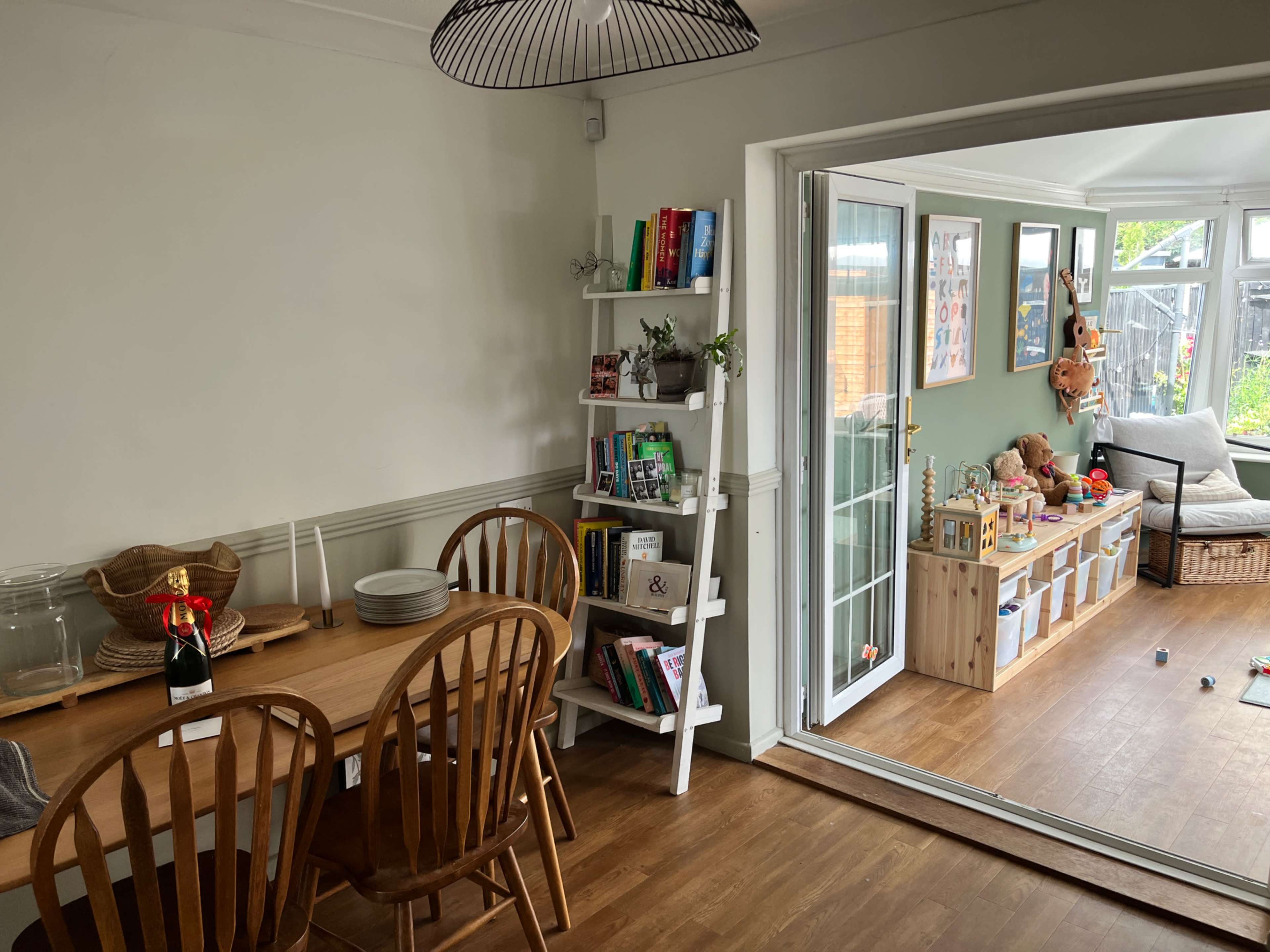 🏡☀️ Bright Family Home with Playroom and Courtyard Garden, Petersfield ...