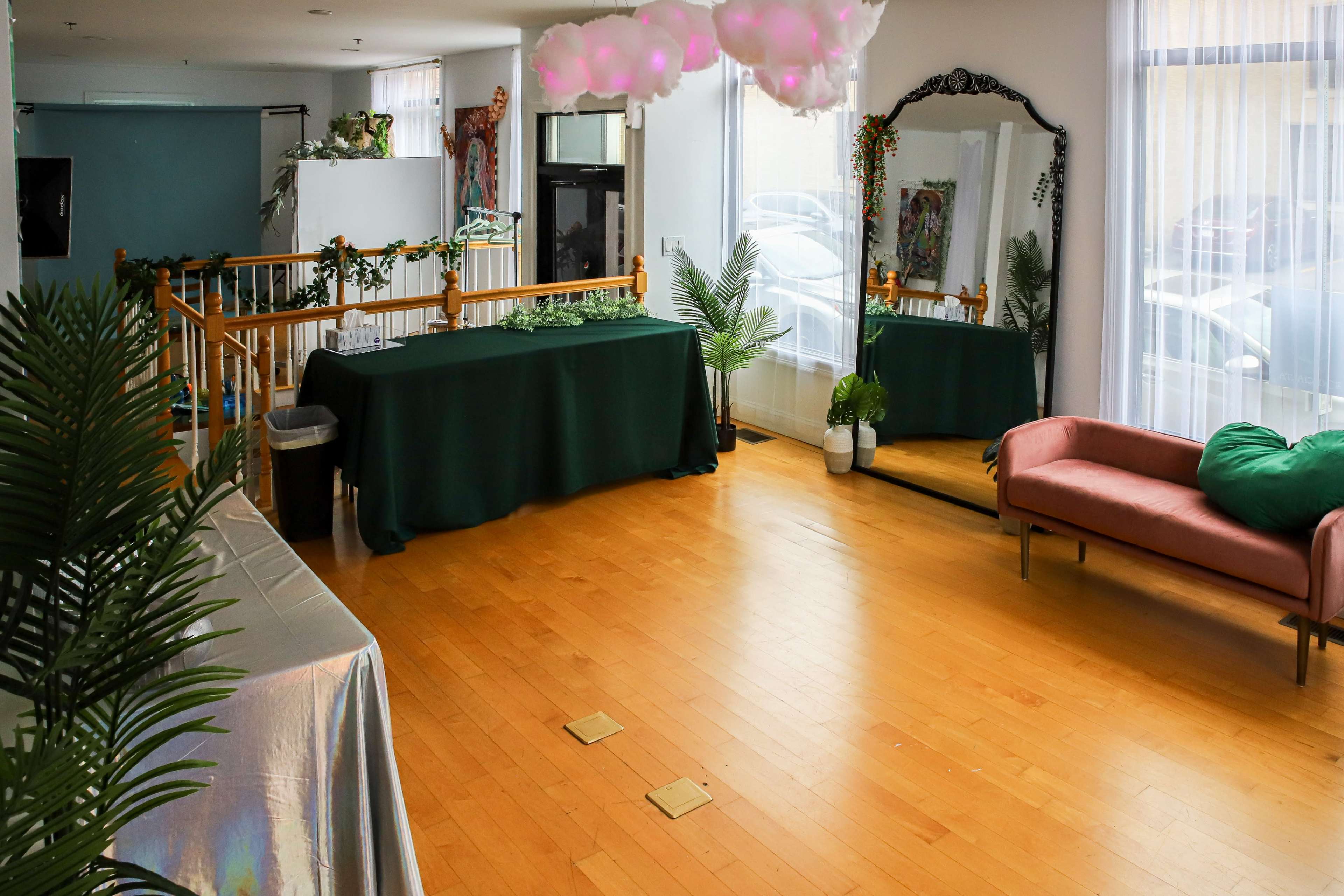 A dreamy & earthy studio that feels like a living room in eclectic East ...