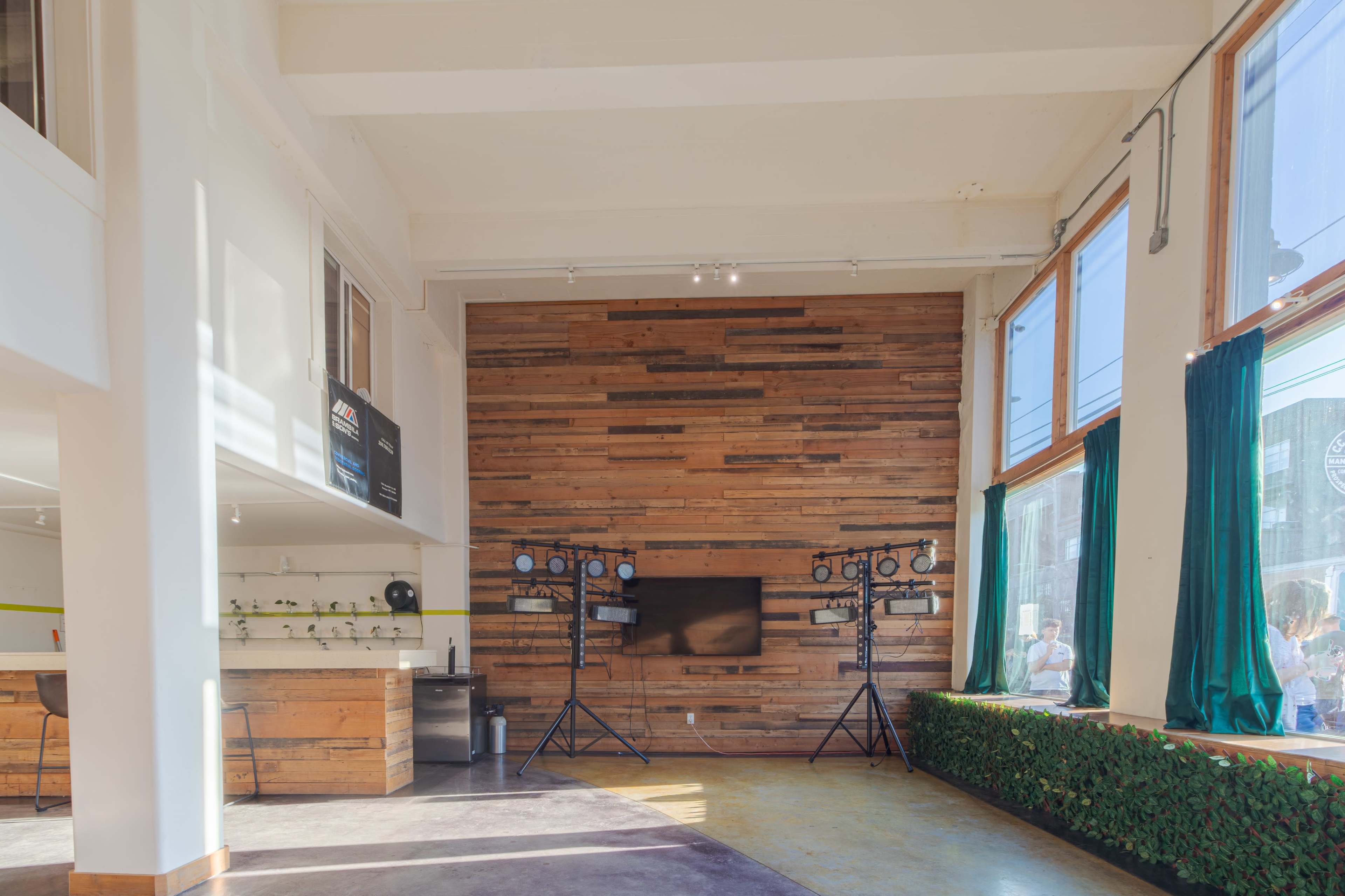 All-Inclusive Modern Industrial Loft with DJ Deck, Sound System, Event ...