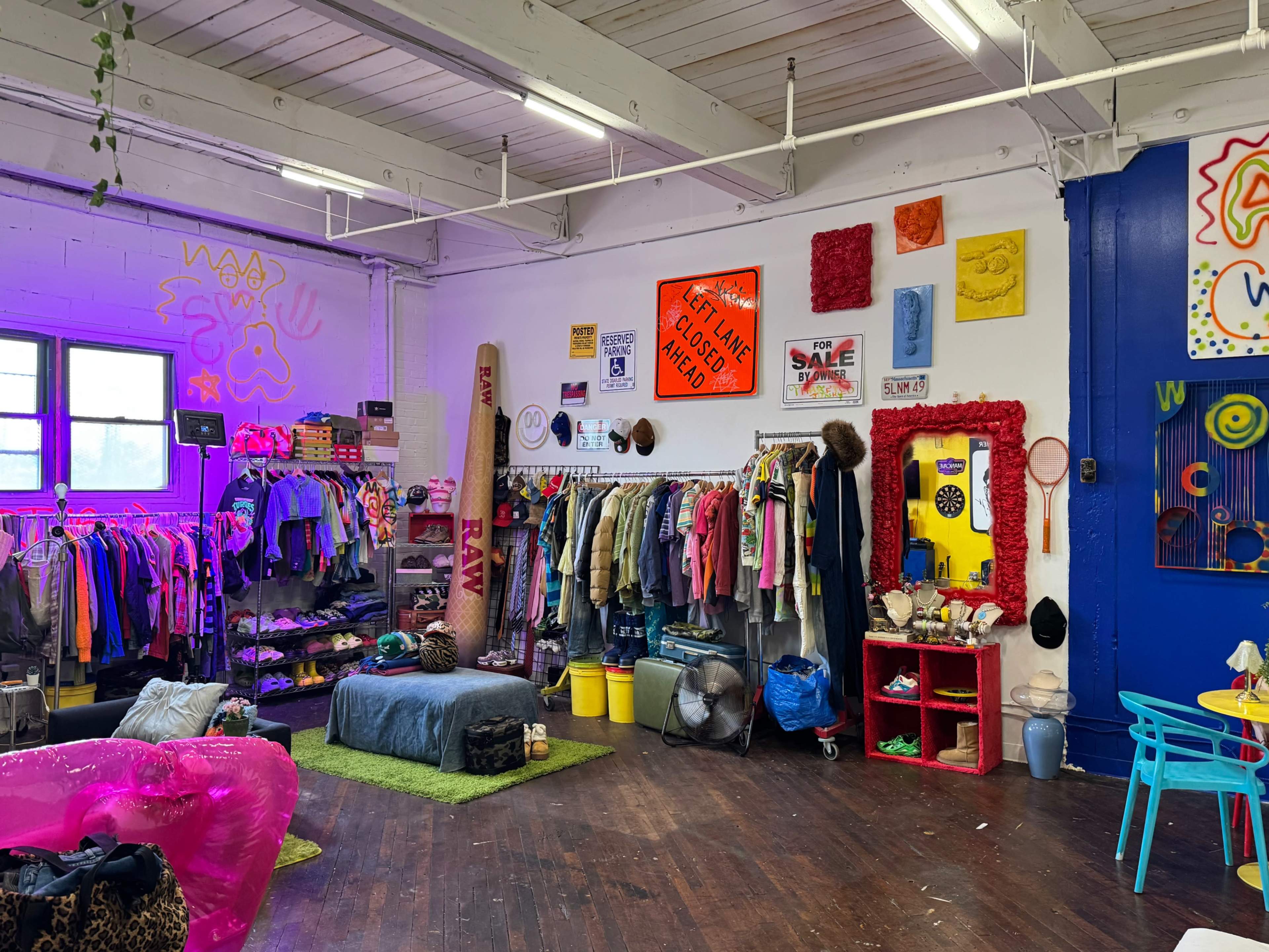 THRIFTEDJUNKY STUDIOS | 🎨 Colorful, Creative Content Studio – Perfect for UGC + Photoshoots! 📸🎬 ...