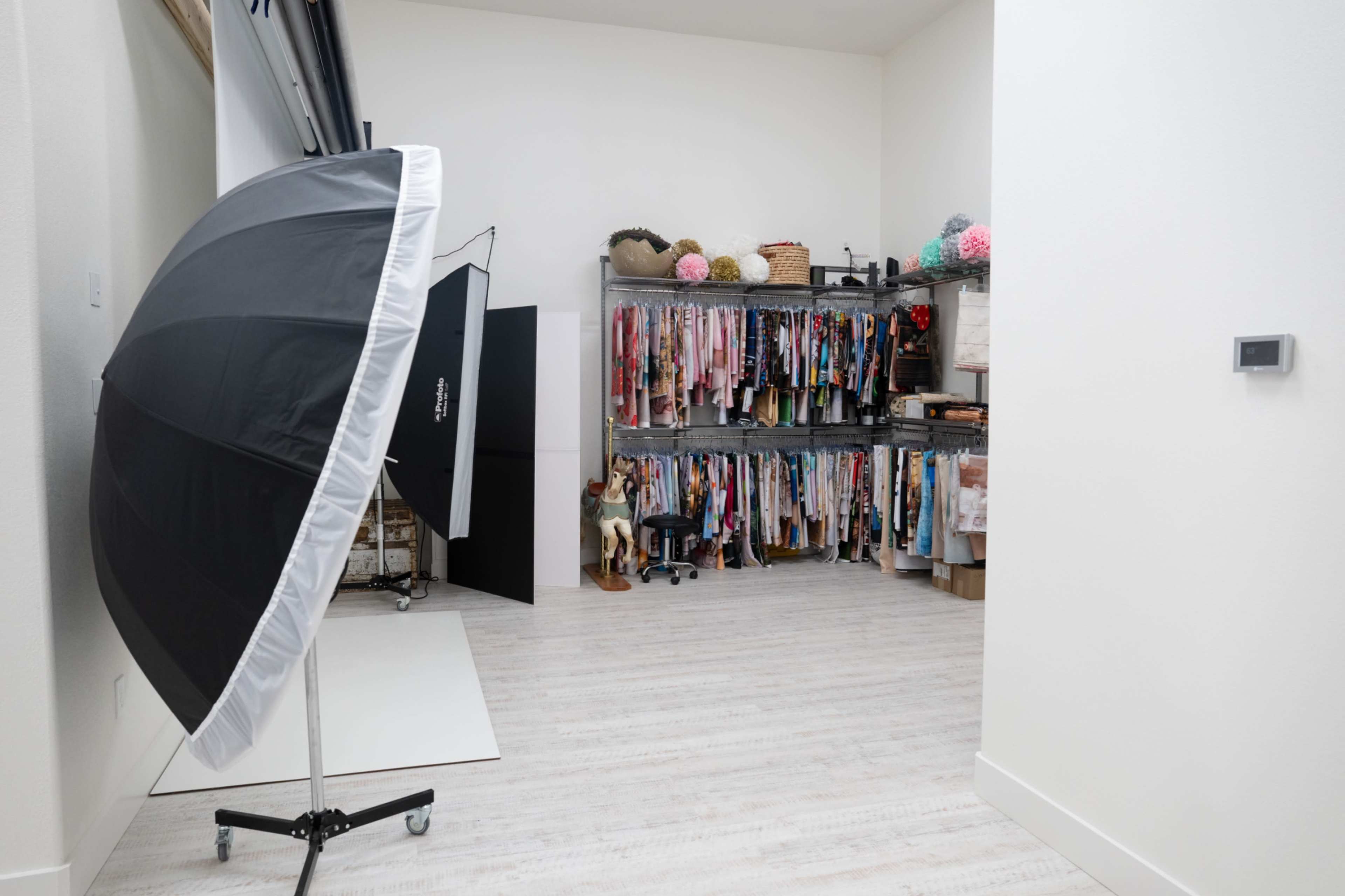 Midciites open "white" studio with 14 foot ceilings, natural light and ...