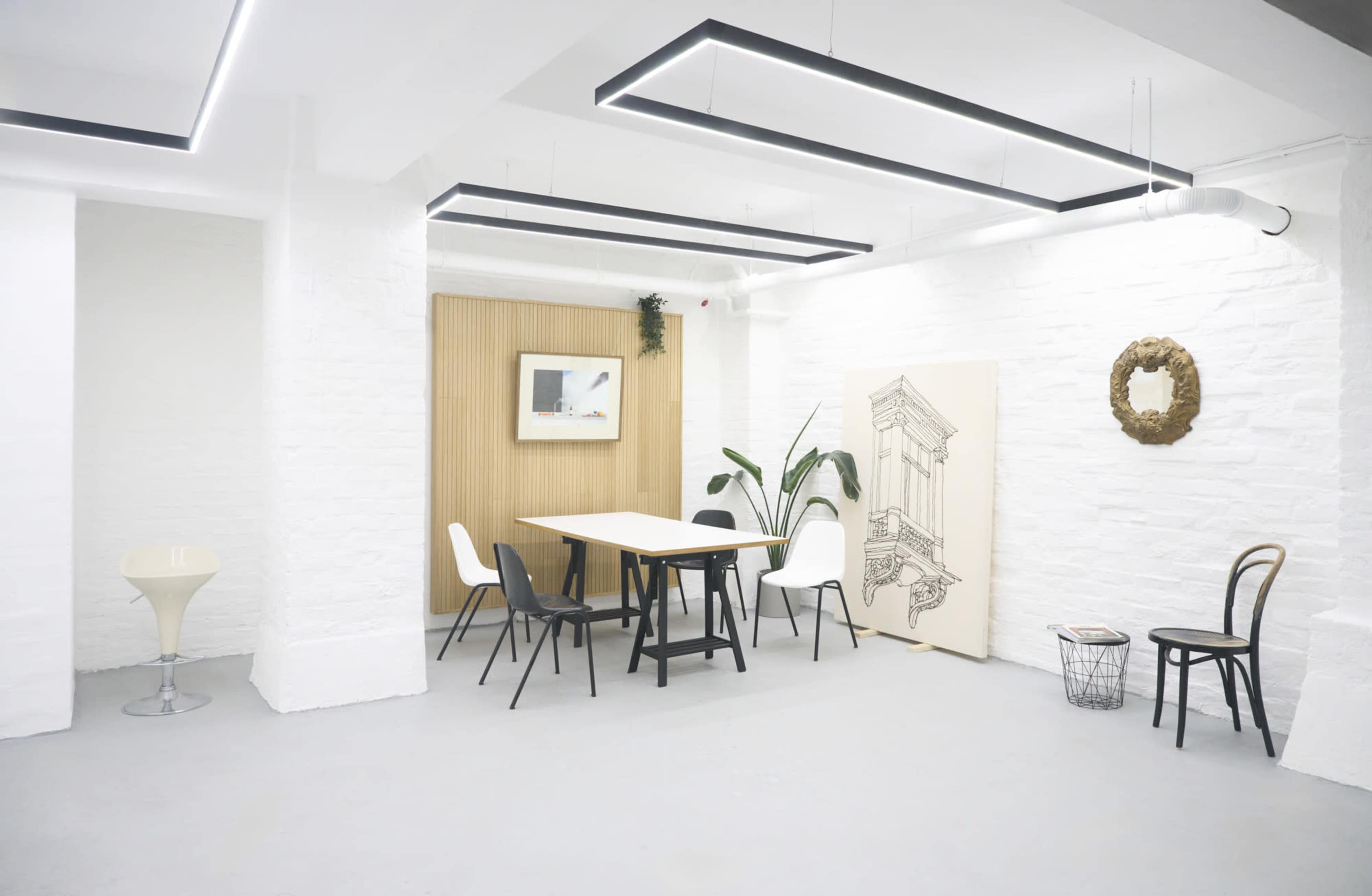 STUDIO 242 | 2 Studios auf 175qm - 1 Tageslicht-Studio mit L-förmiger Hohlkehle, 1 Kunstlicht ...