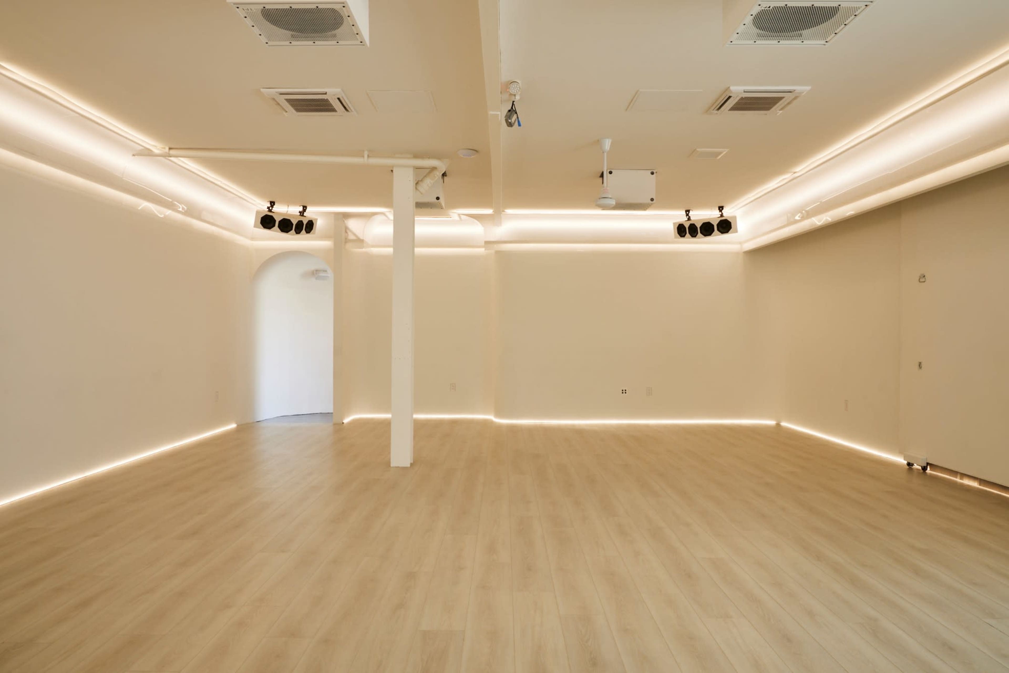 Soundproof White Loft Studio with High Ceilings in Greenpoint, brooklyn ...