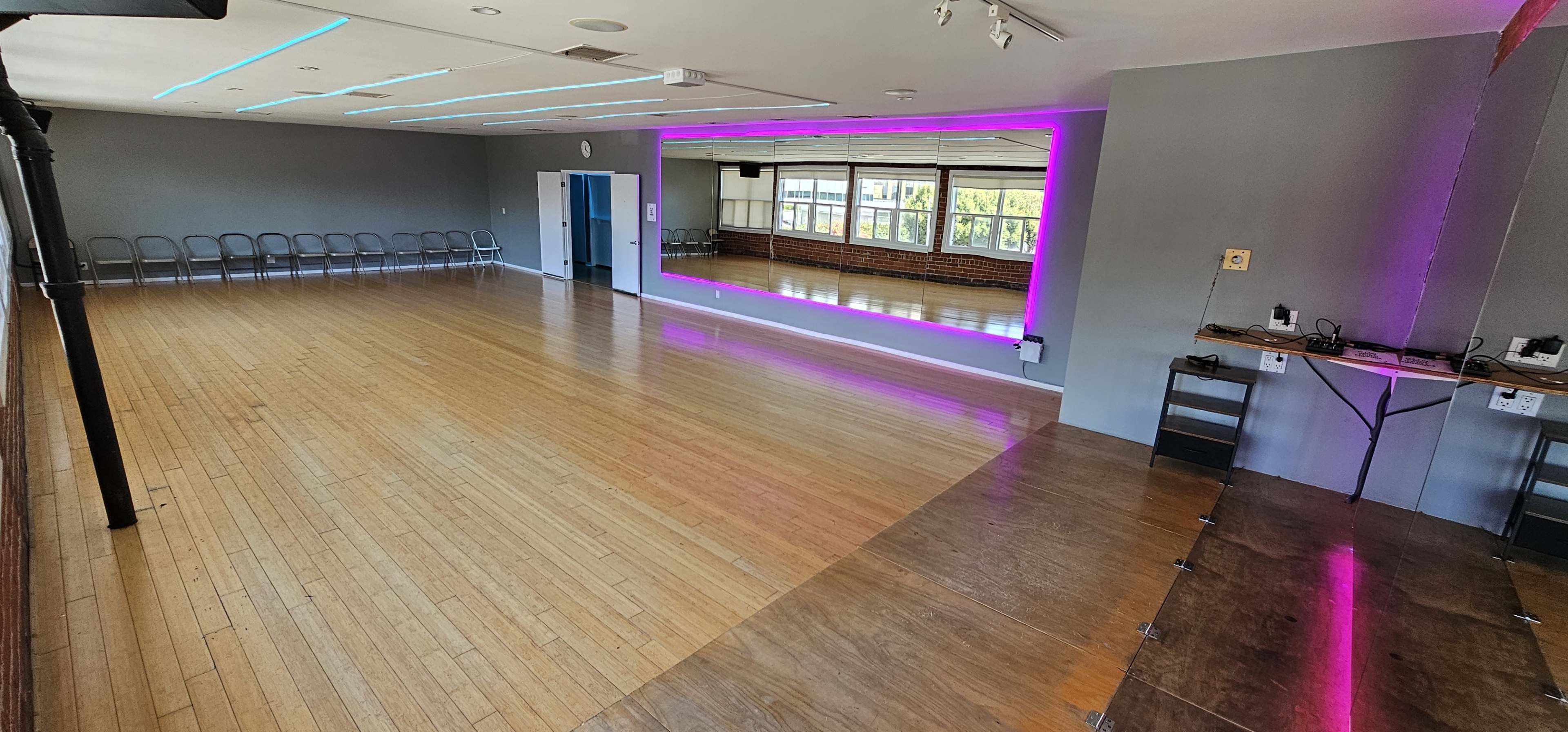 New Dance Studio with red brick walls giving a New York vibe, Los ...