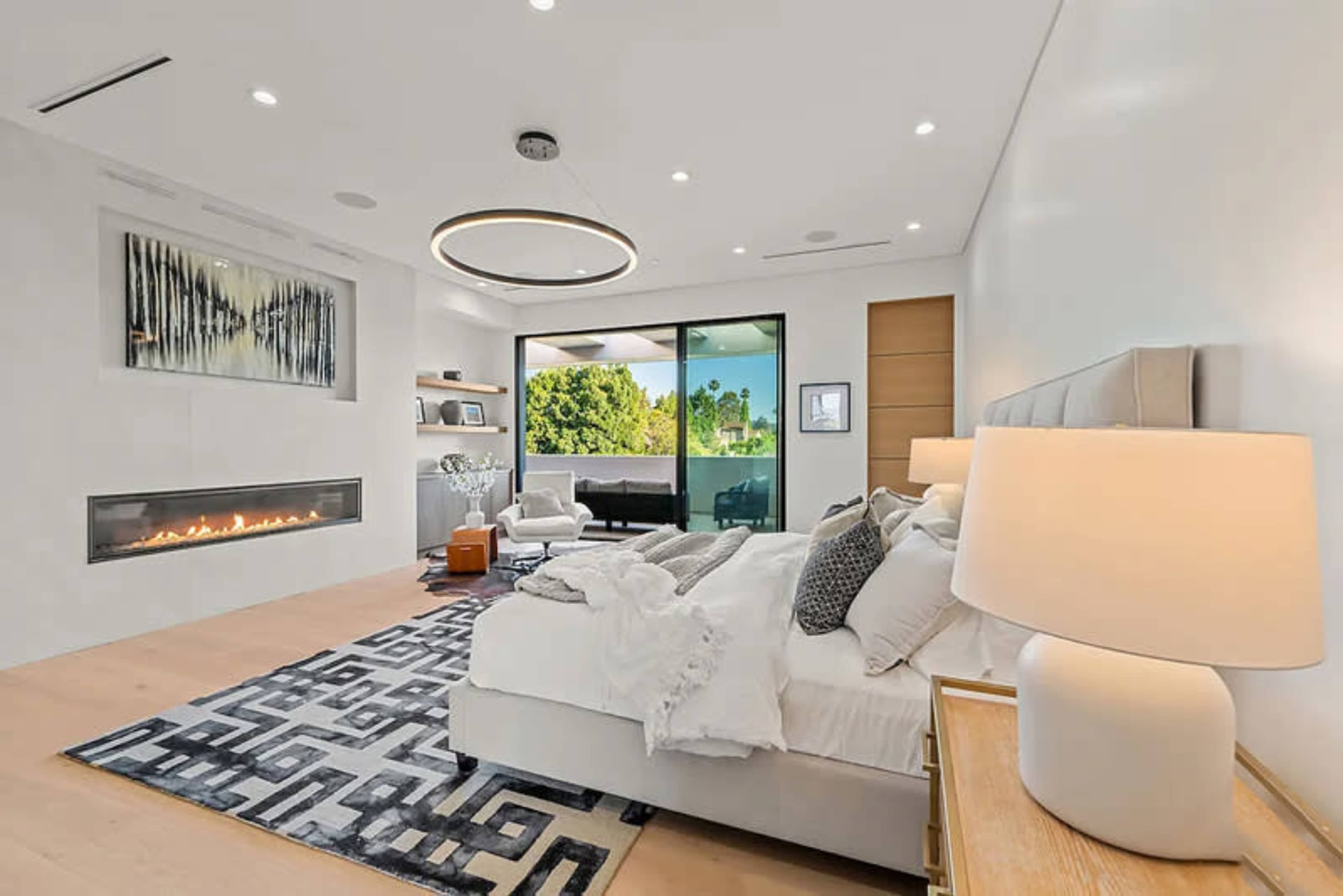 Contemporary Compound in Sherman Oaks, Los Angeles, CA | Production ...