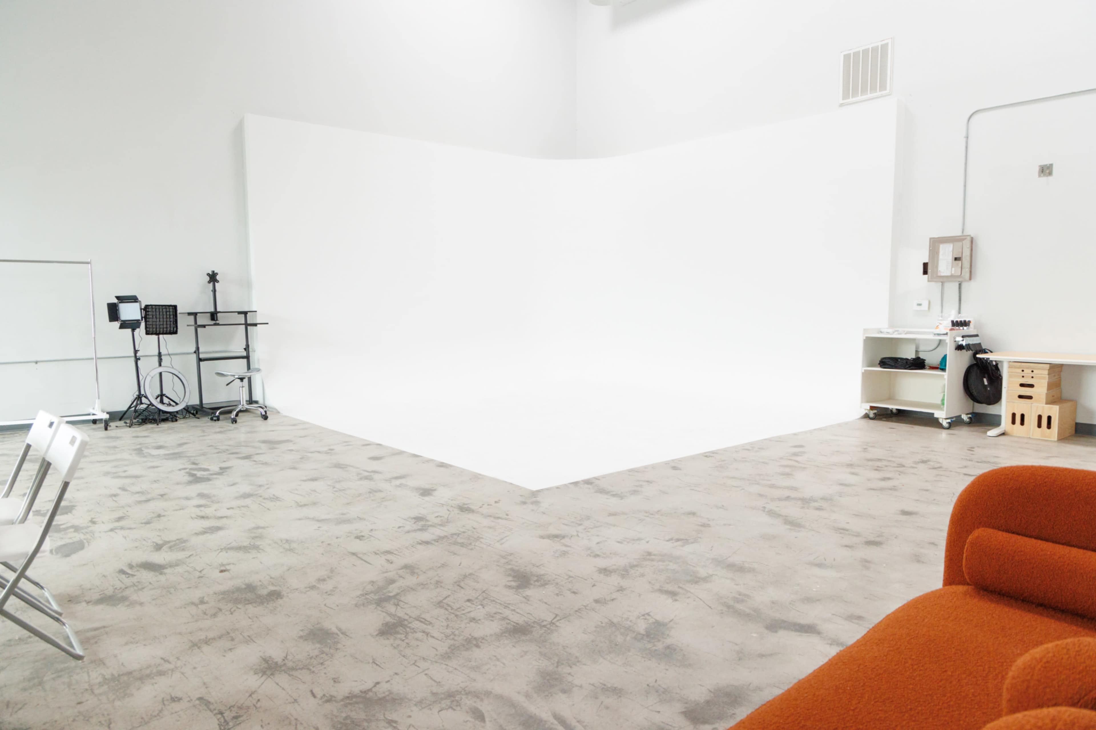 Zine Studios ATX-Skylit Modern-Industrial Warehouse w/ Cyclorama + Pro ...