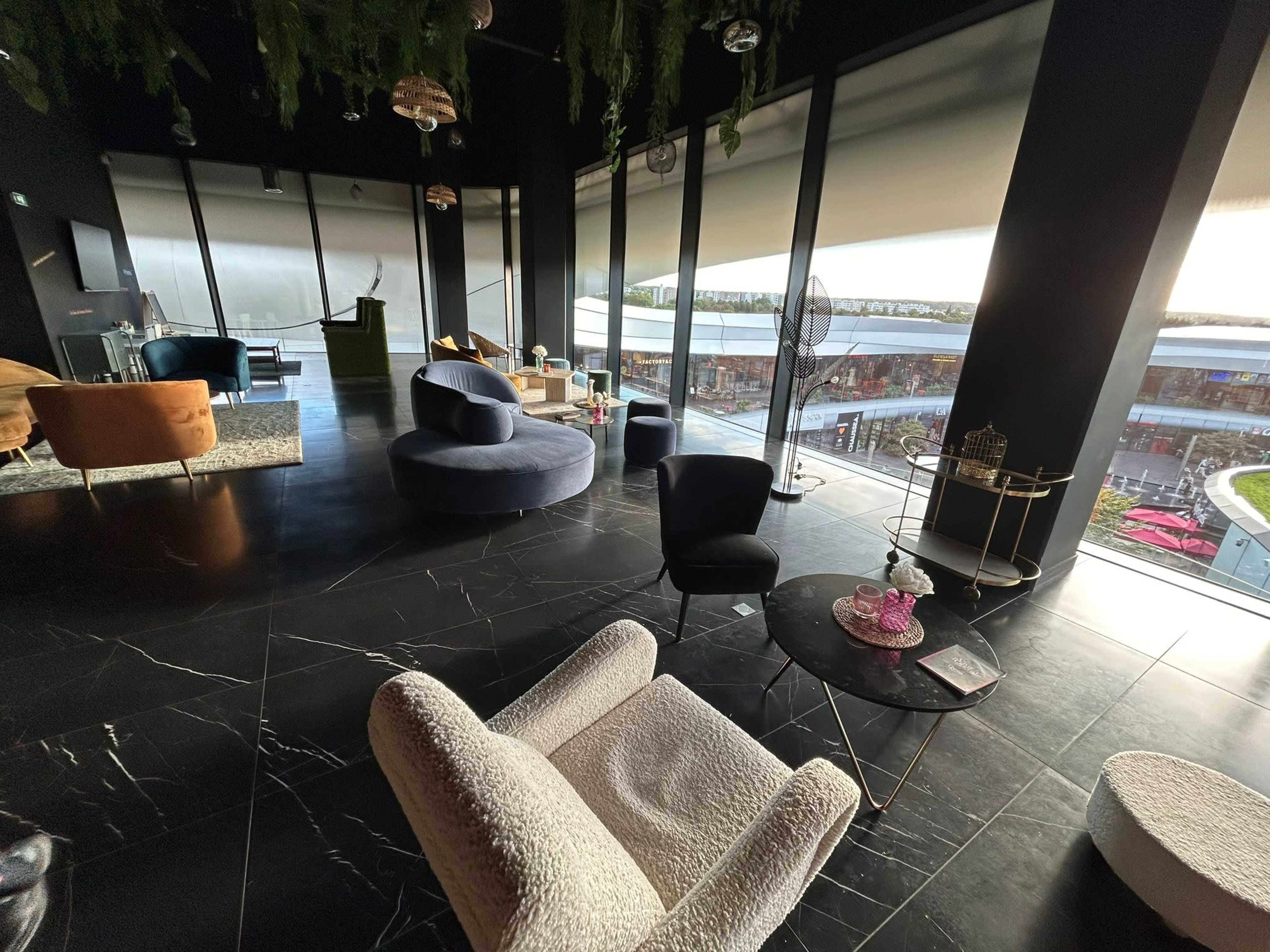 Salon lounge VIP avec vue panoramique, Plaisir | Production | Peerspace