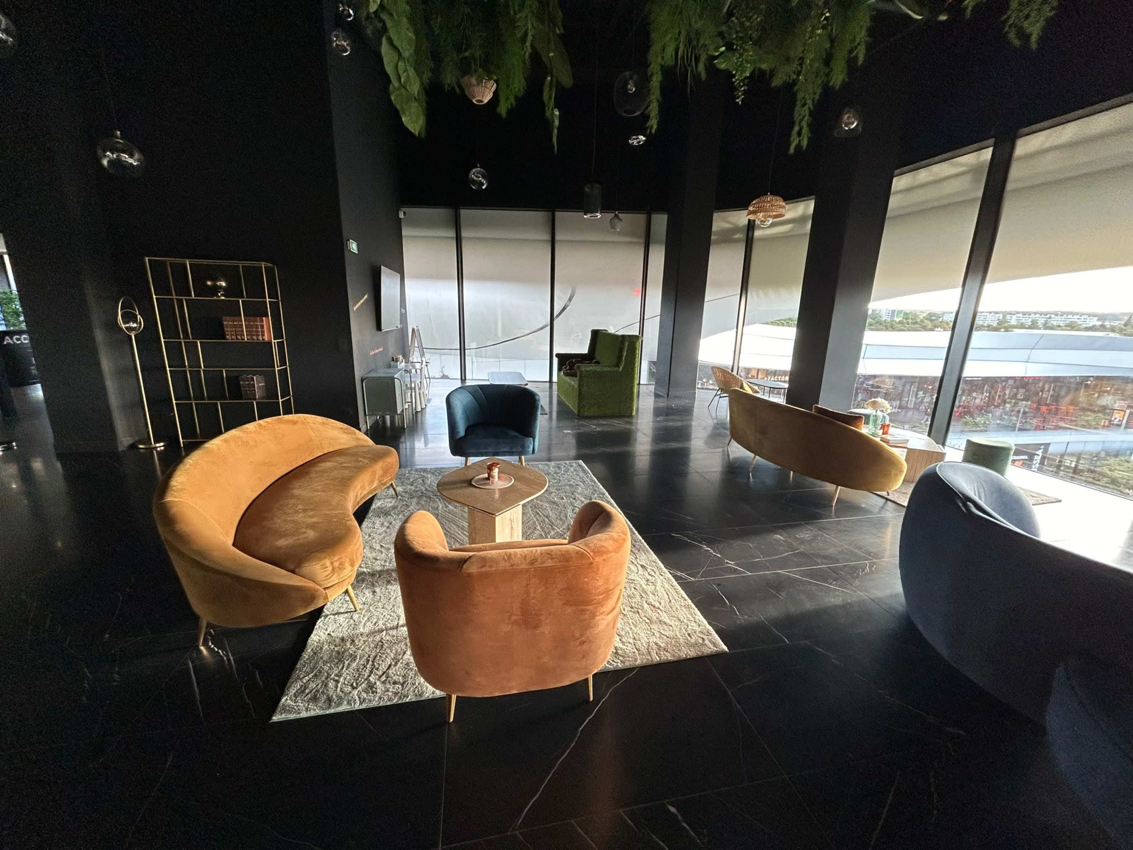 Salon lounge VIP avec vue panoramique, Plaisir | Production | Peerspace