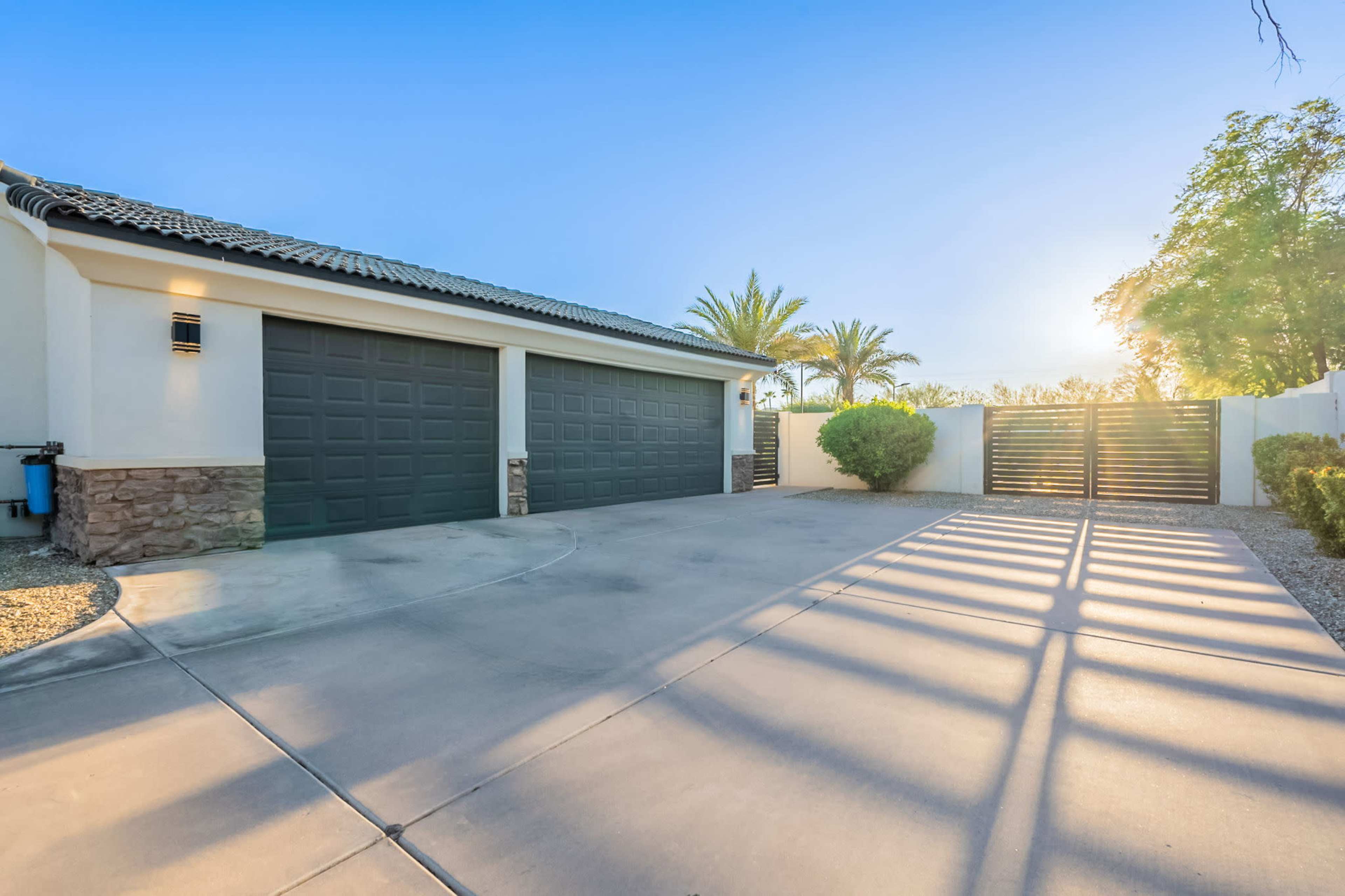 Ultimate Backyard Oasis with Pool, Swim-Up Bar, Pickleball & More ...