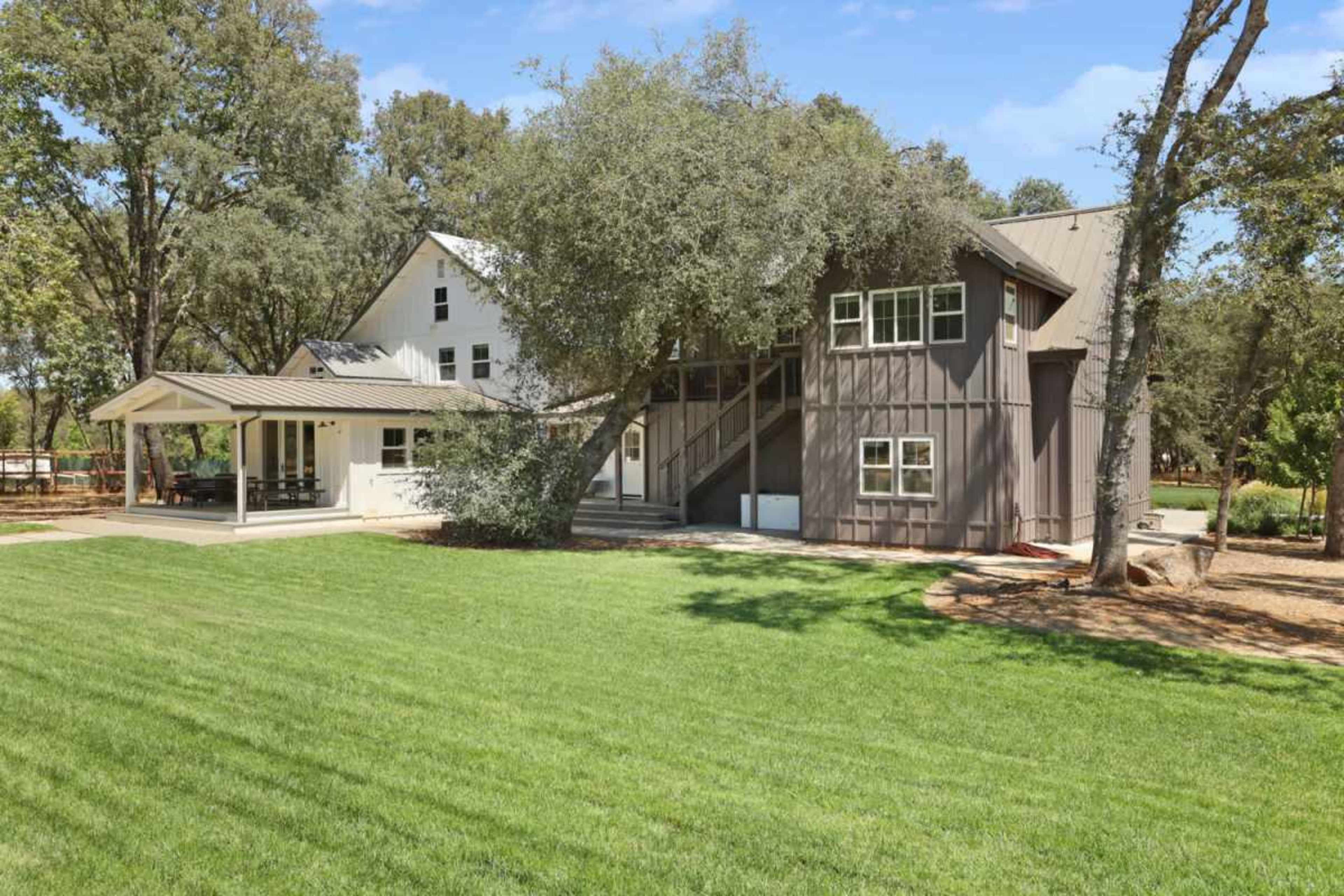 Private 20 Acre Ranch w/Pickleballcourt, serene landscapes, and Pool ...