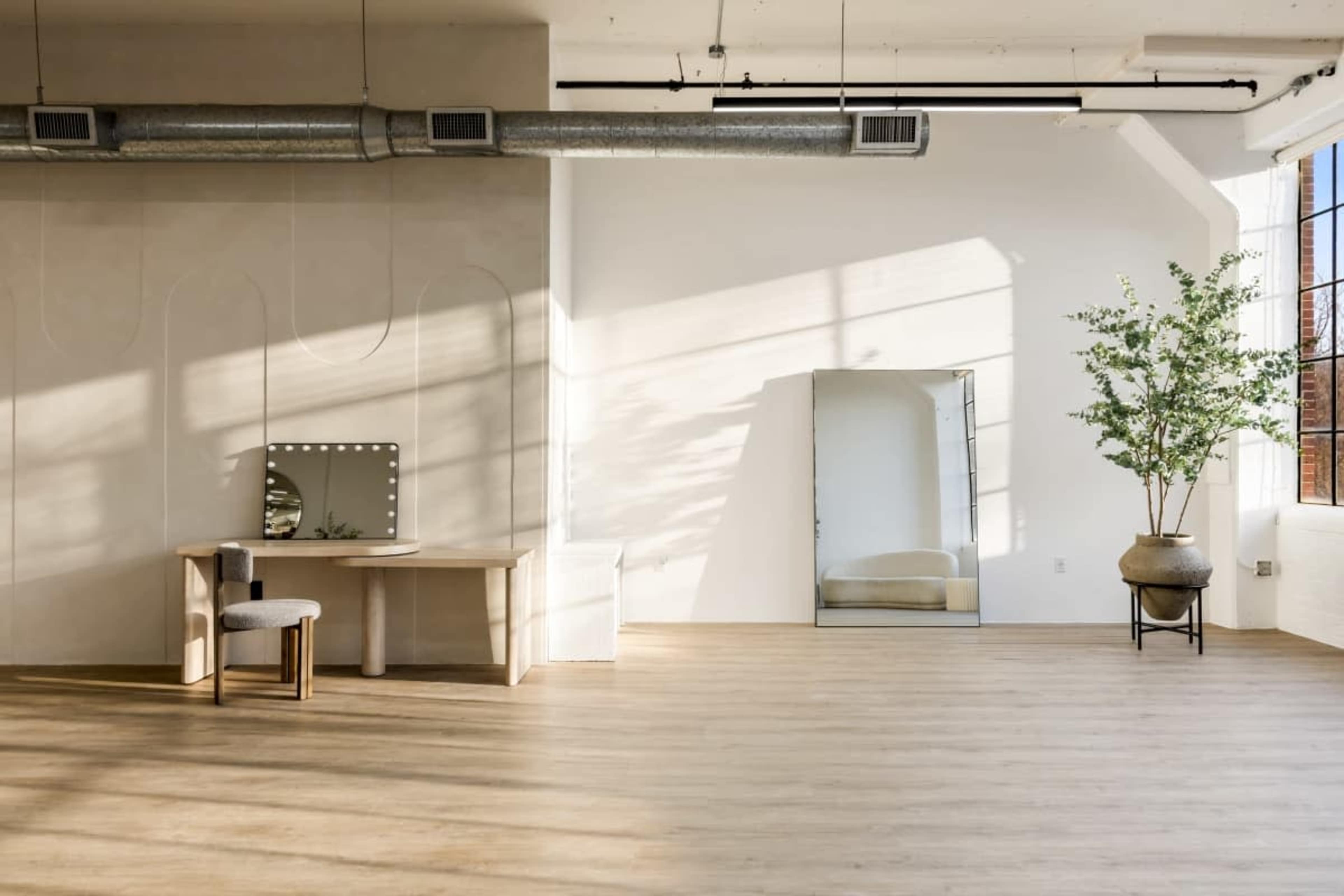 Arlo Westlight | Sophisticated Loft with Luxe Minimalist Decor and ...