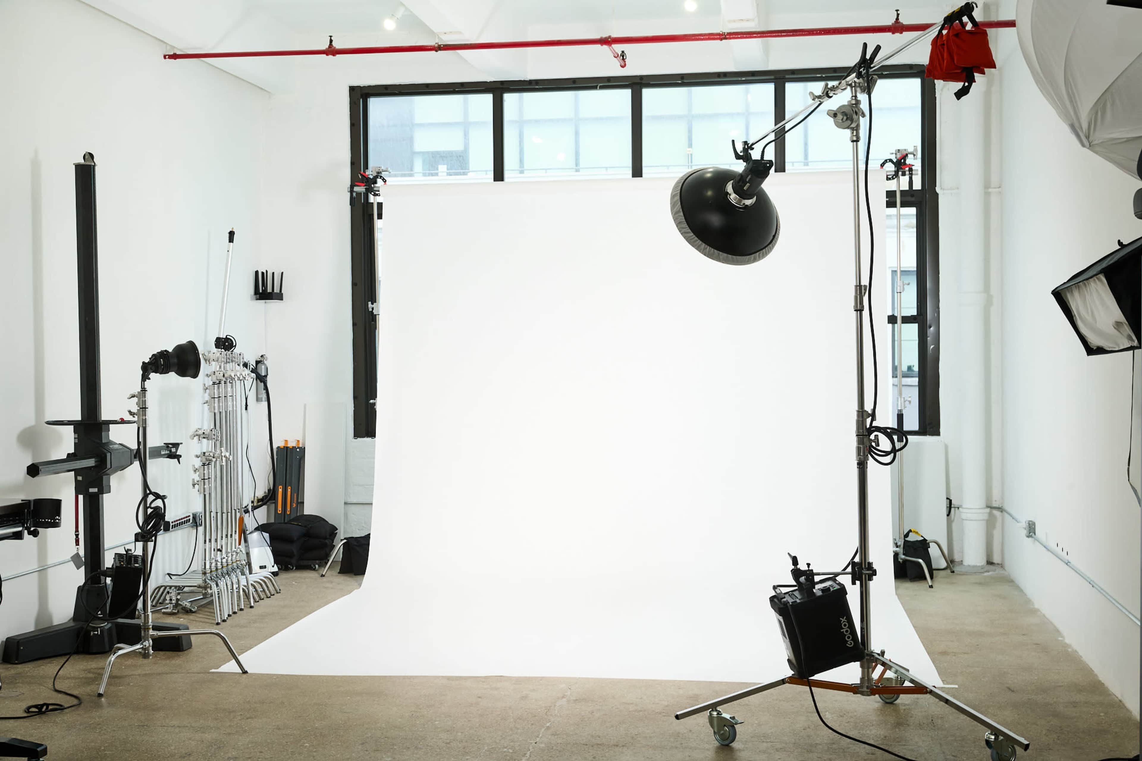 Cirrus studio | Industrial Studio: 14' Ceilings, stable floors, a comfy ...