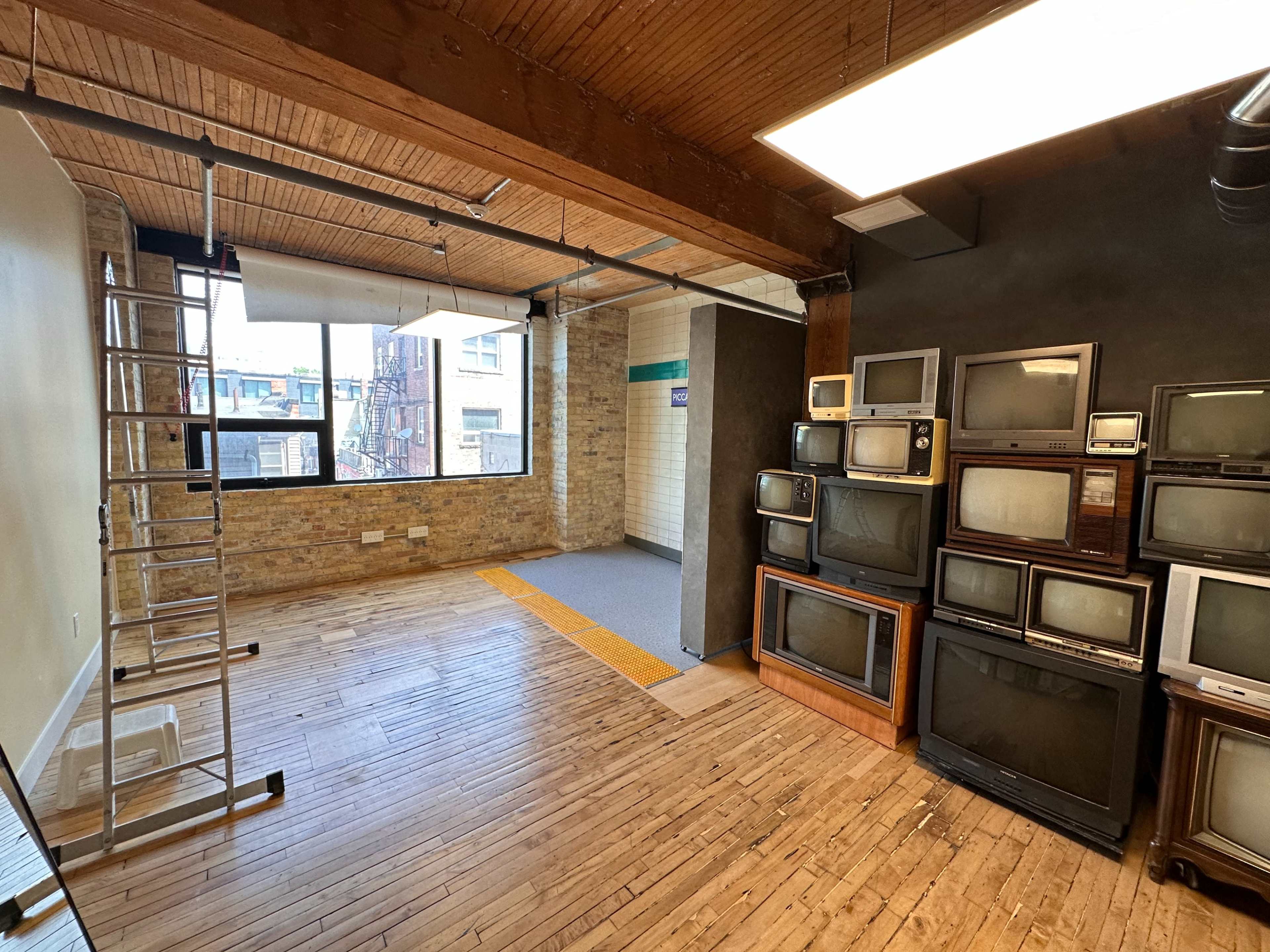 Studio 200-Content Studio | Downtown Retro Studio – Subway Set ...