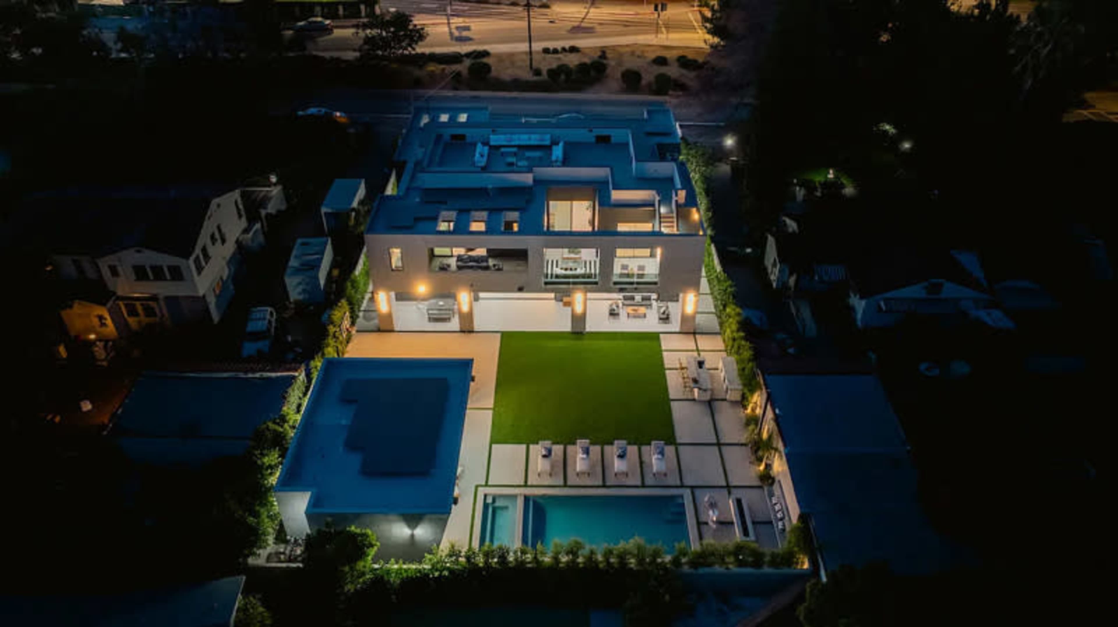 Contemporary Compound in Sherman Oaks, Los Angeles, CA | Production ...