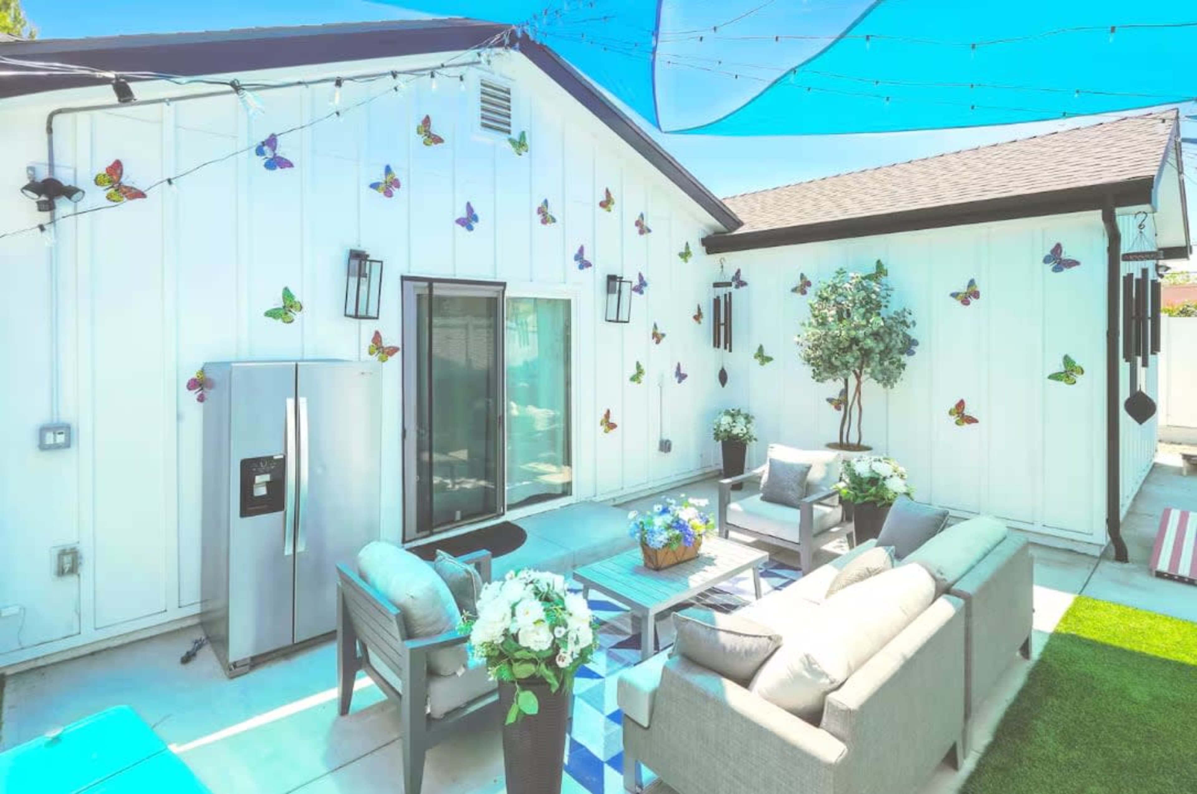 FrameScout | Trendy Los Angeles Designer Home w Yard & Games — Film ...