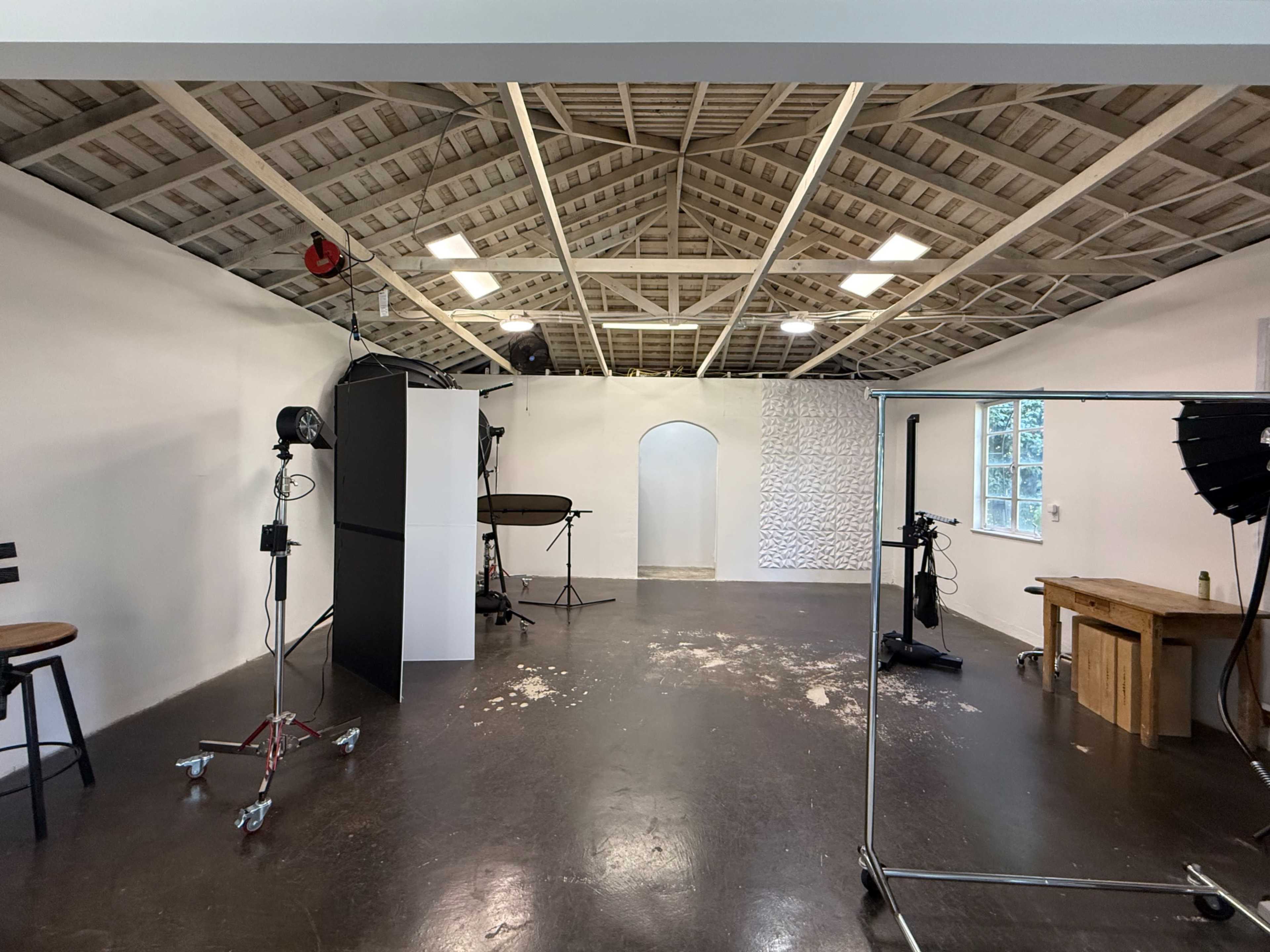 Casa Creativa | Suburban Studio with Skylights and surrounded with ...