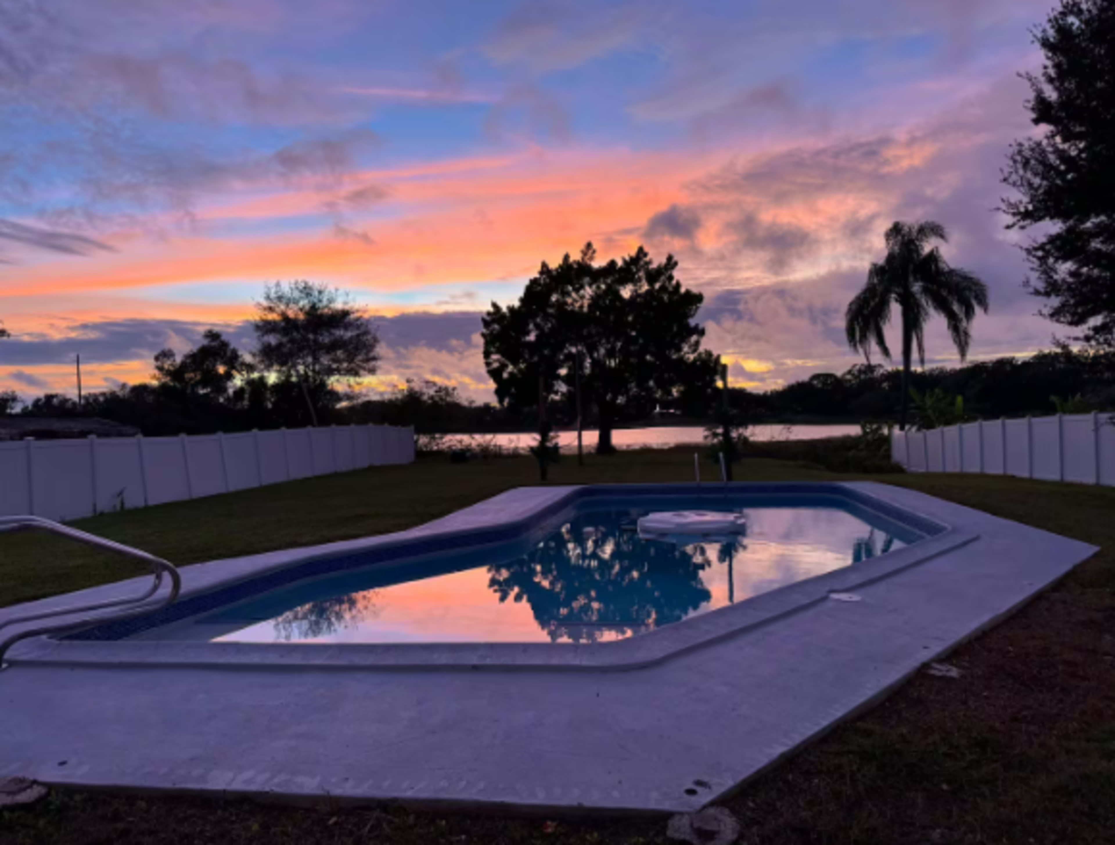 Spacious Backyard Oasis with Pool, Lake View & Sunset Vibes, Orlando ...