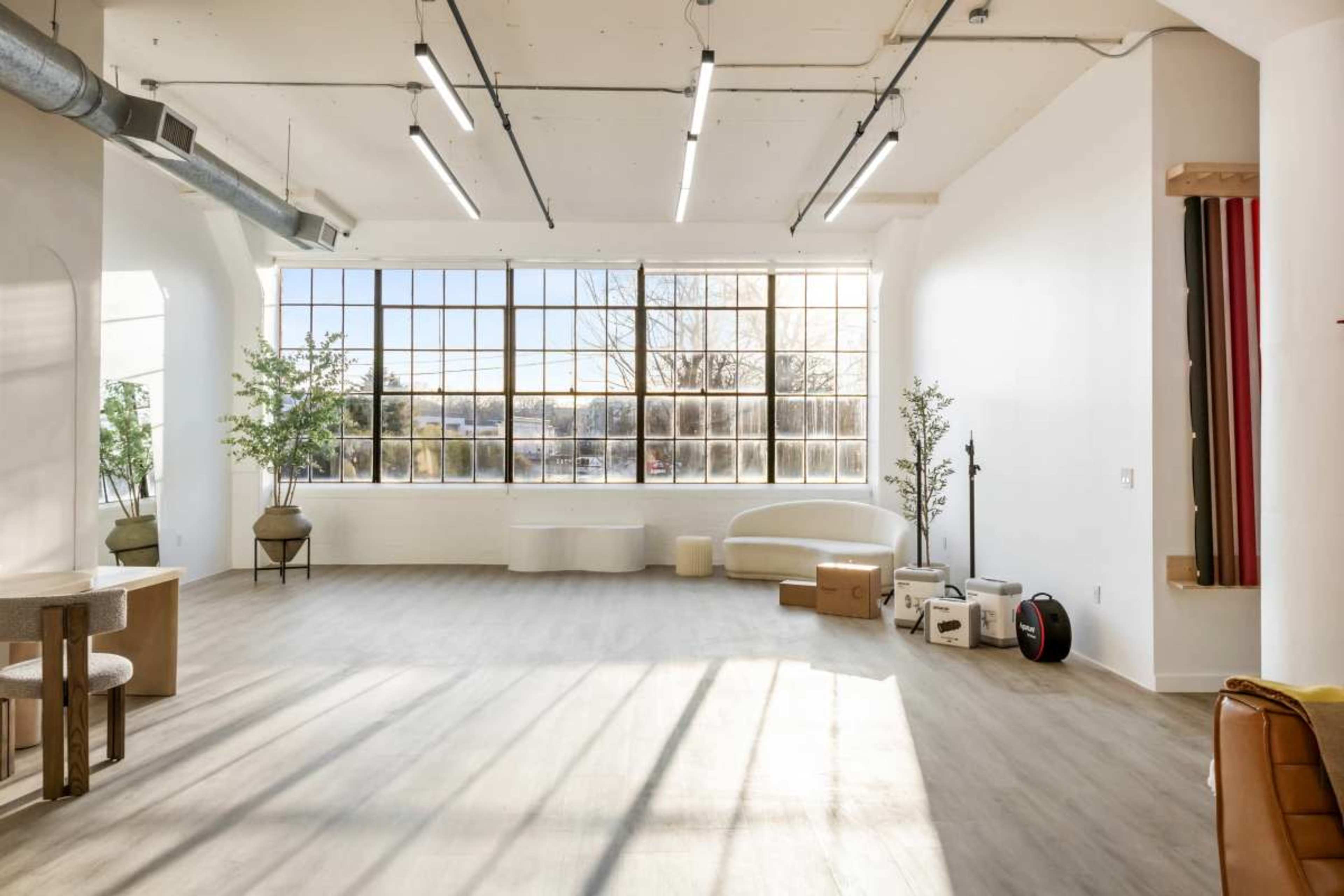 Arlo Westlight | Sophisticated Loft with Luxe Minimalist Decor and ...