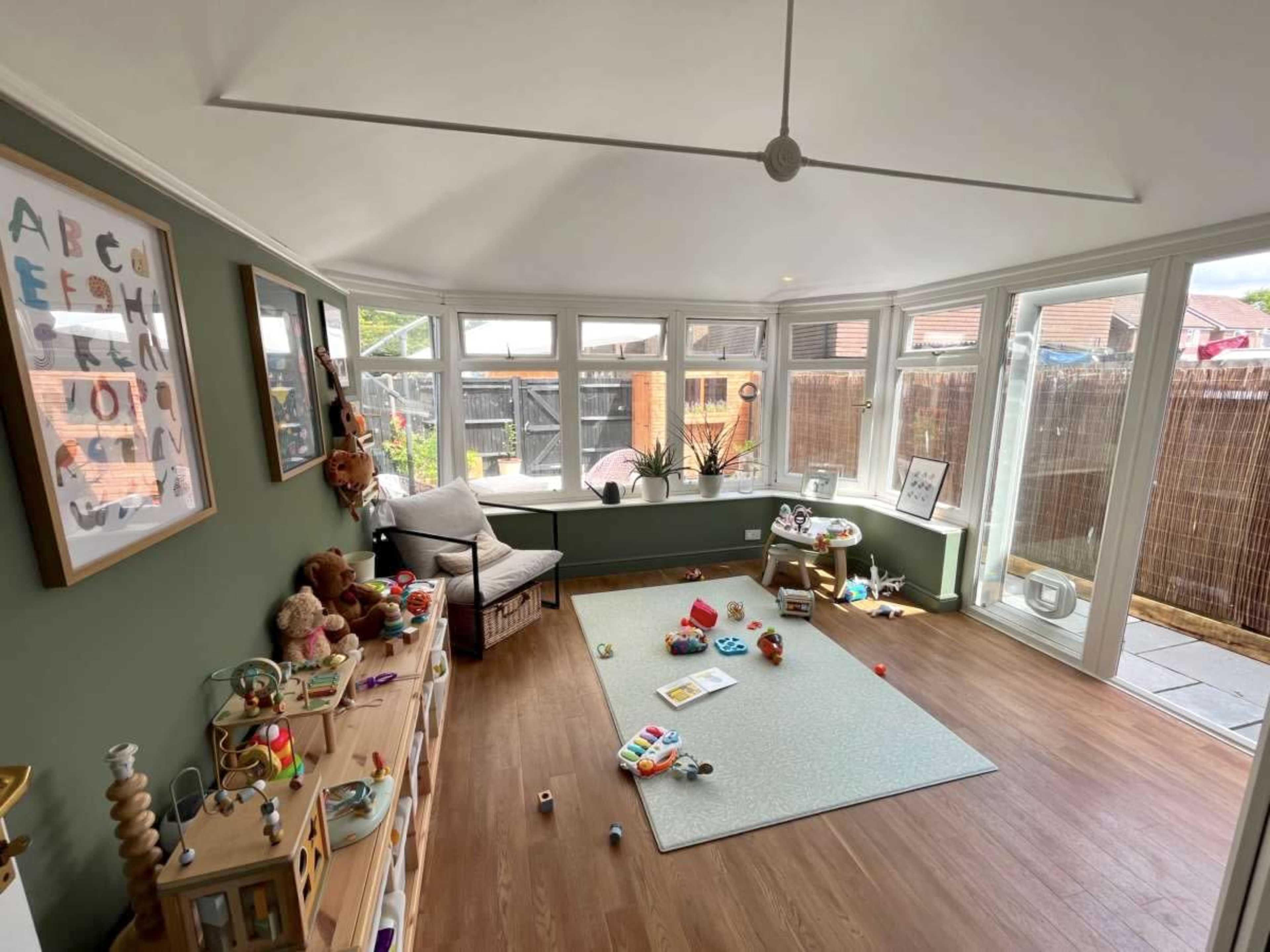 🏡☀️ Bright Family Home with Playroom and Courtyard Garden, Petersfield ...