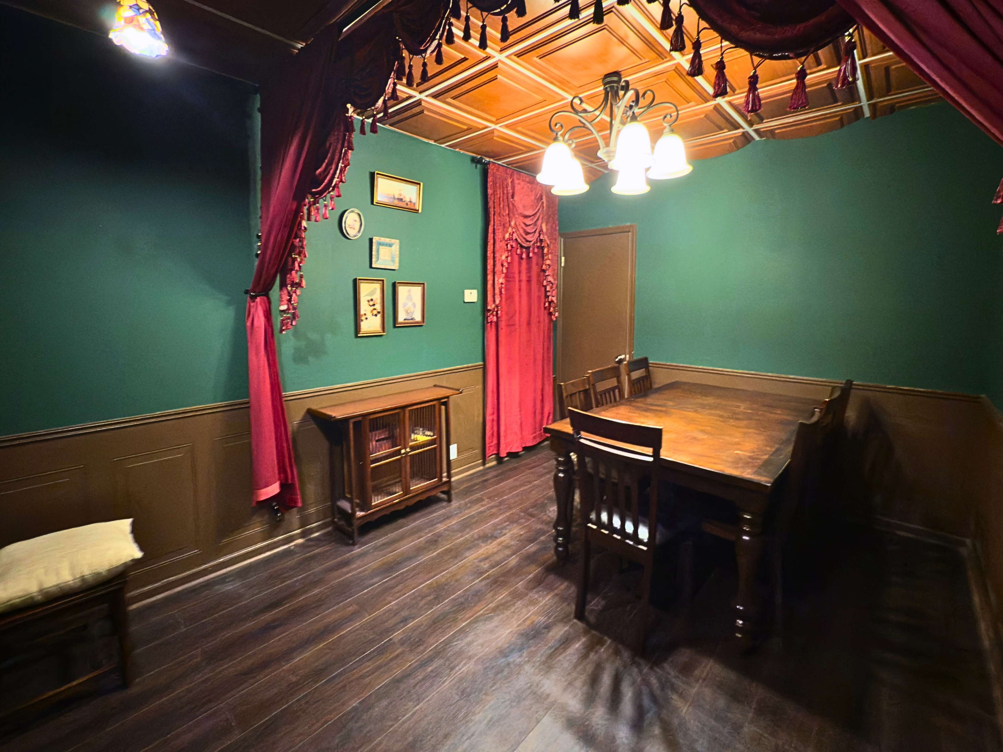 7 Sense | Private Meeting Room with Stage | Vintage Ambiance with ...