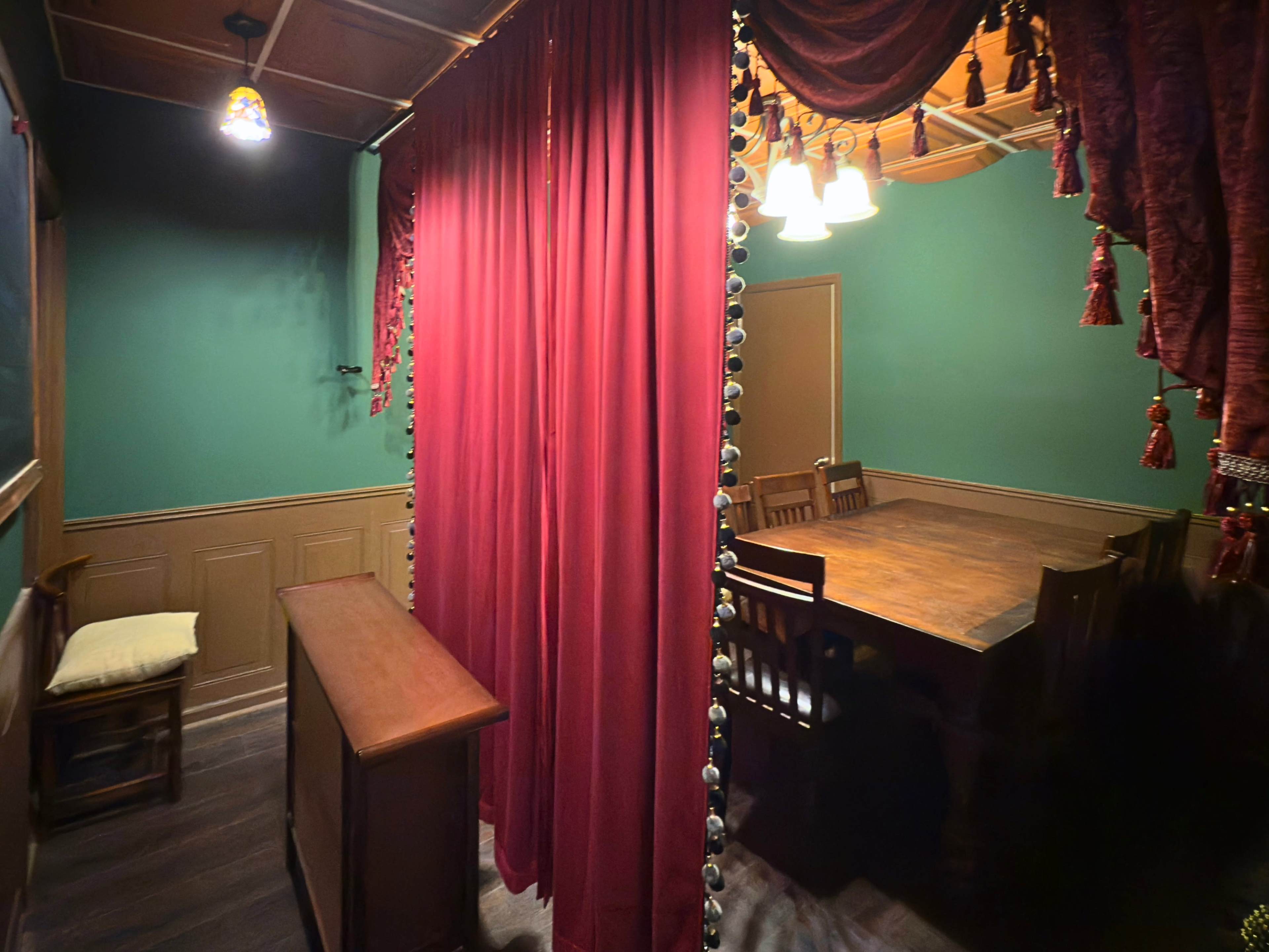 7 Sense | Private Meeting Room with Stage | Vintage Ambiance with ...