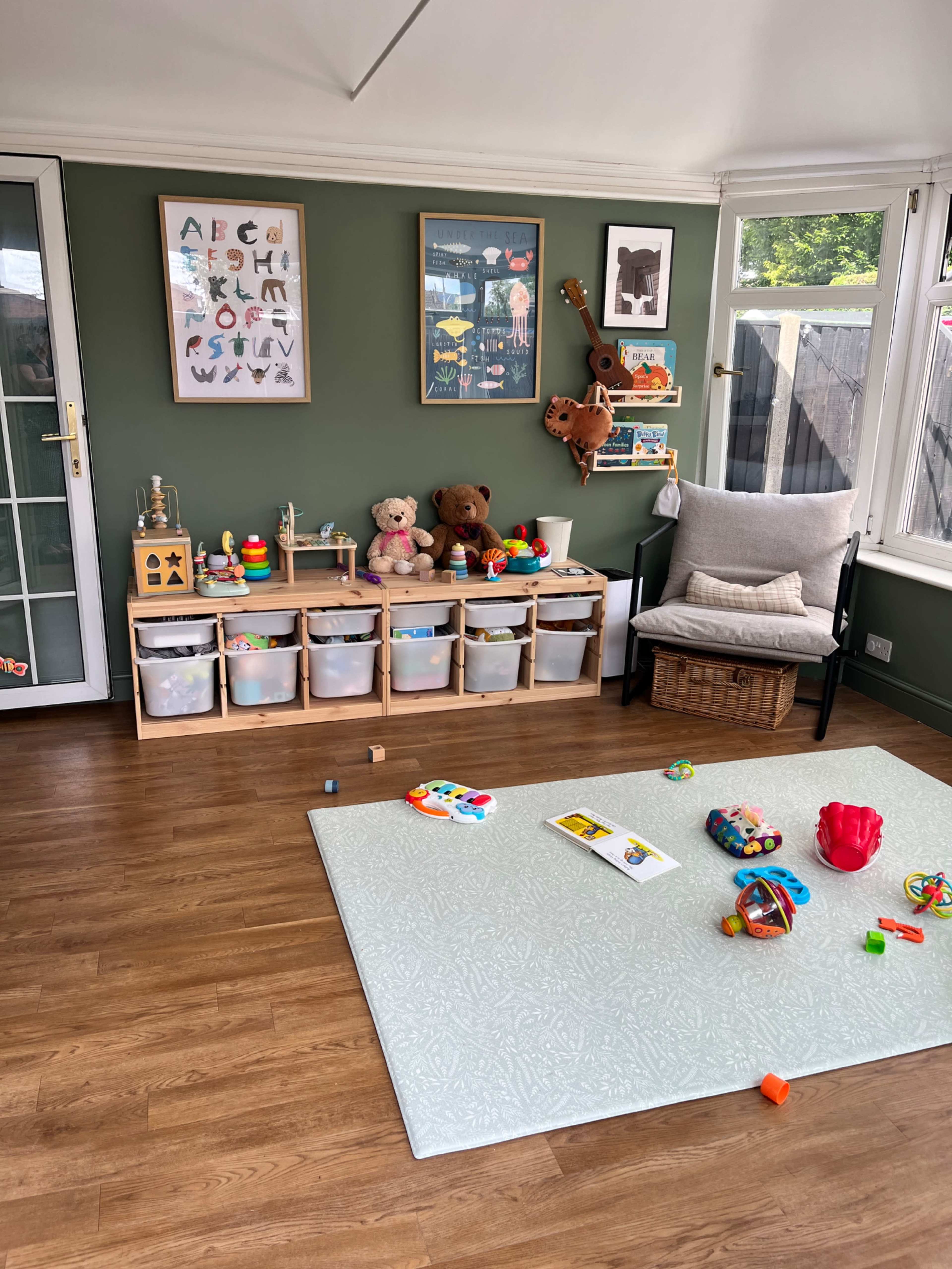 🏡☀️ Bright Family Home with Playroom and Courtyard Garden, Petersfield ...