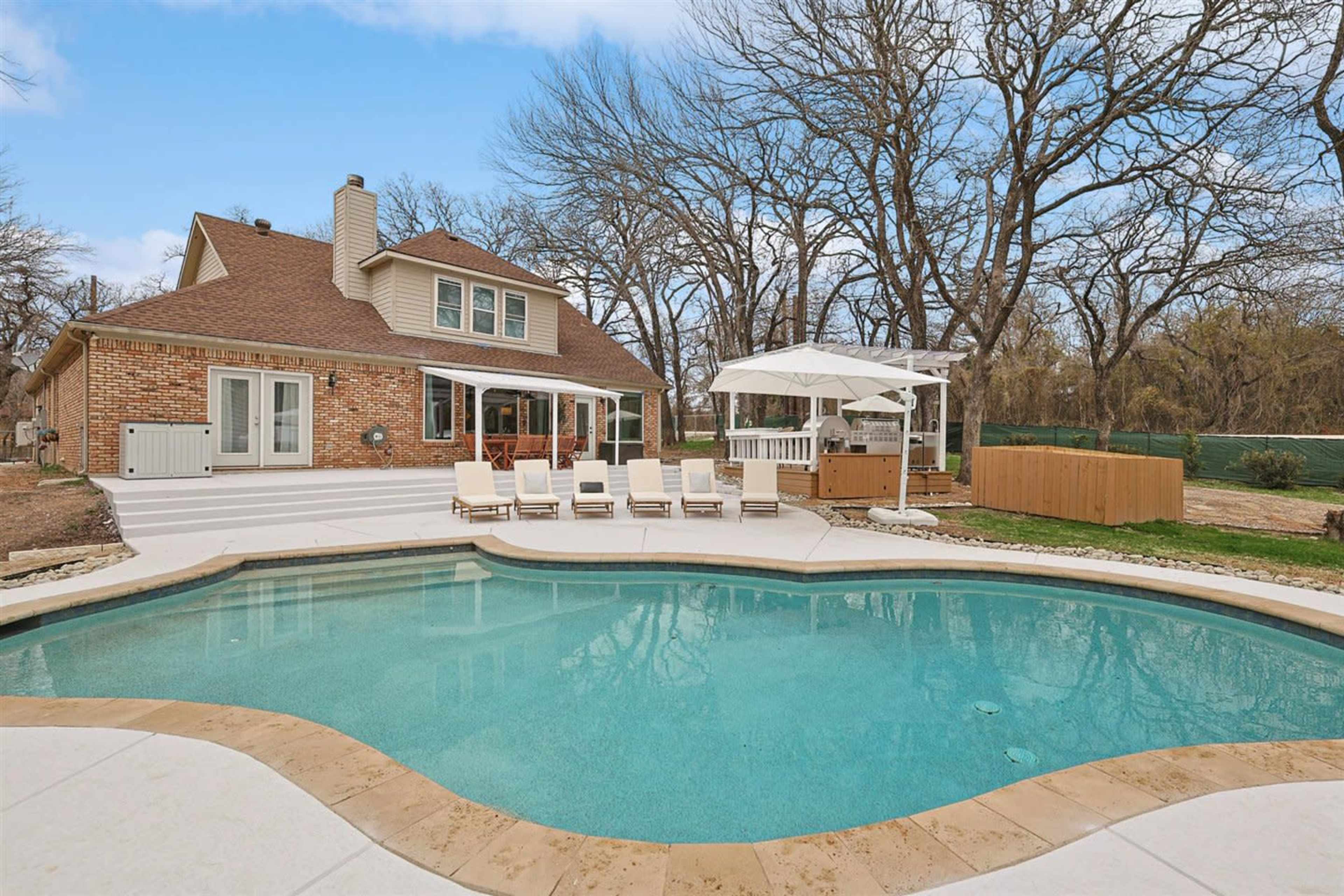 Forest Event venue with a heated pool and Karaoke room -33mins to Fort ...