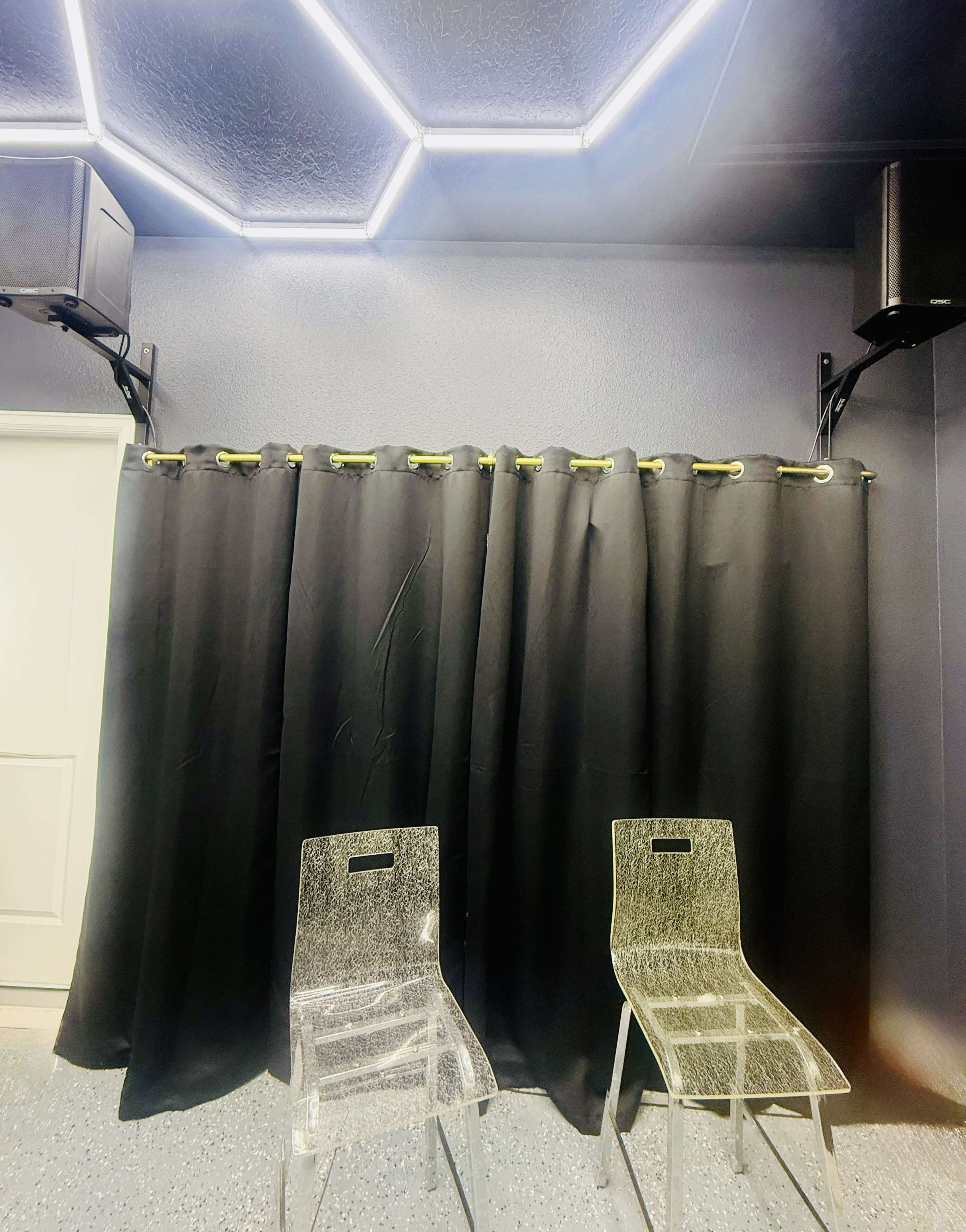 “Versatile Studio Space with Mirrors & Recording Setup”, Davenport, FL ...