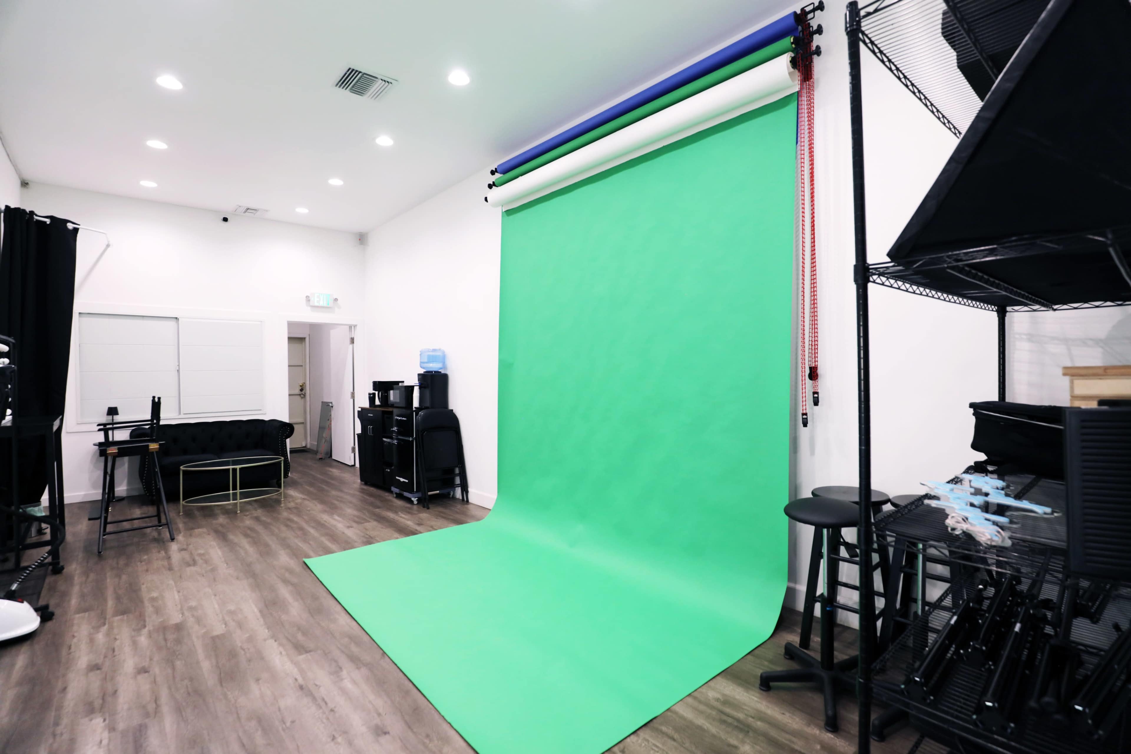 Modern Multi-Backdrop Studio - Heart of West LA - Ground Floor Unit ...
