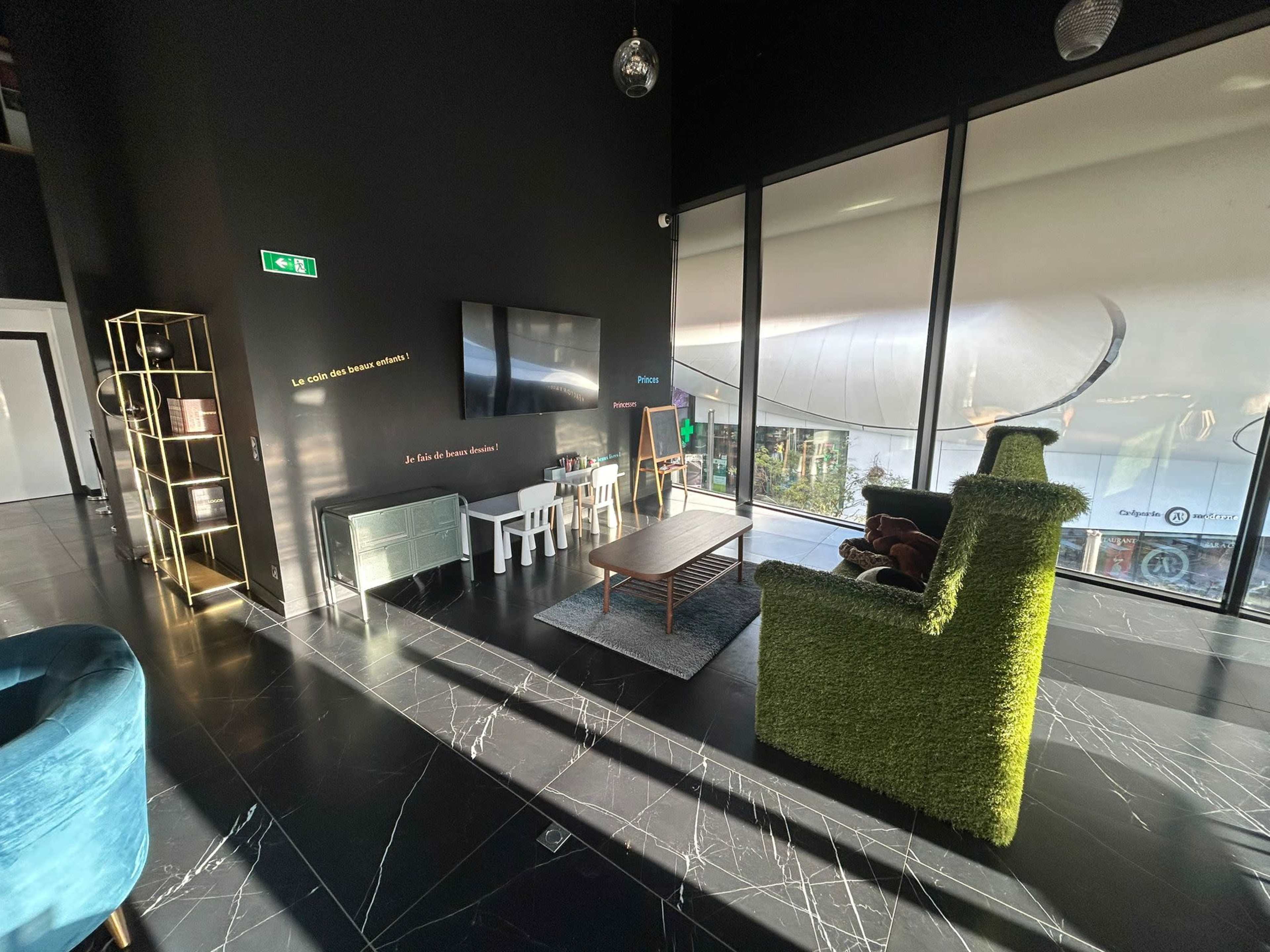 Salon lounge VIP avec vue panoramique, Plaisir | Production | Peerspace