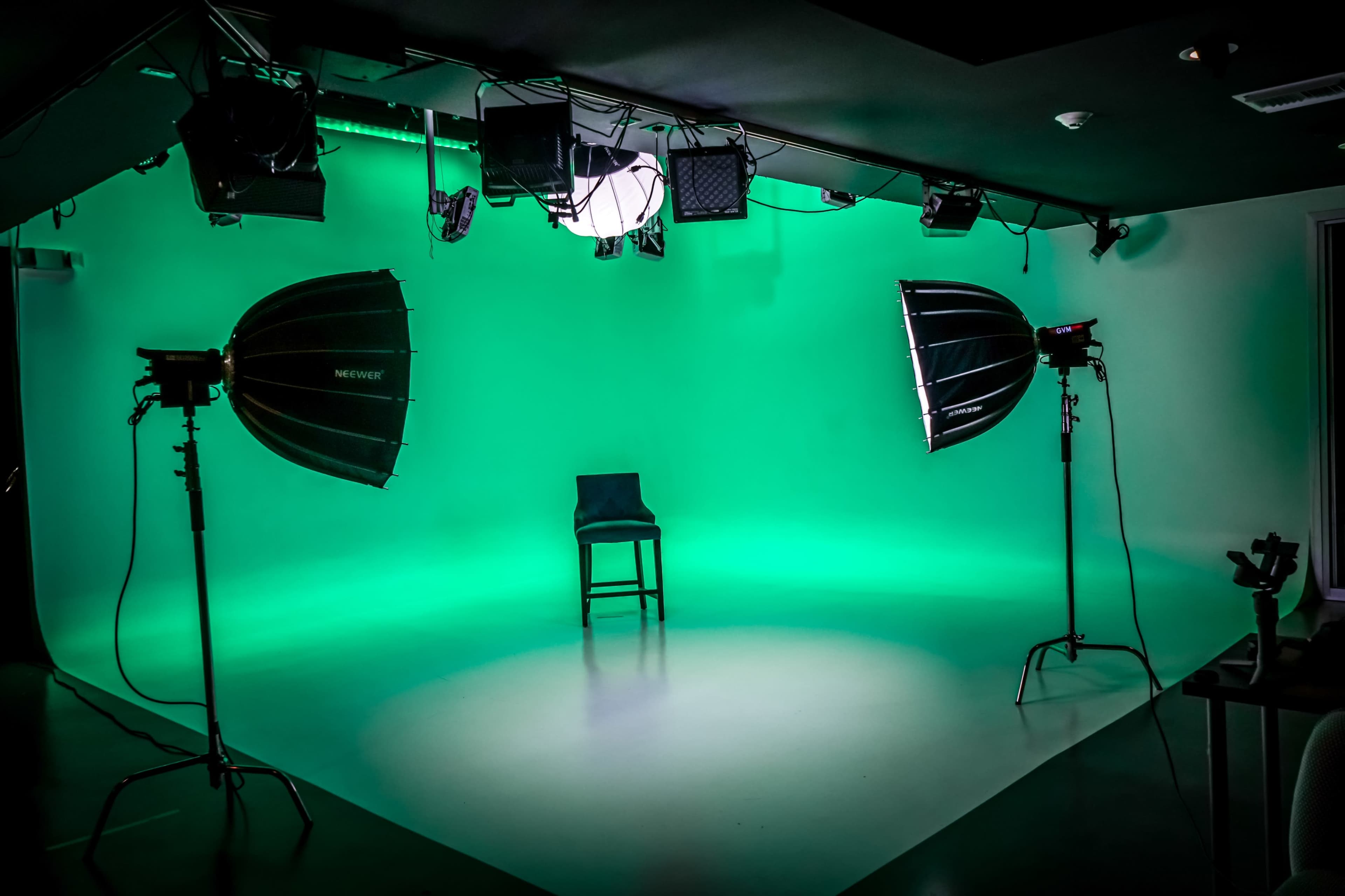 High-End Studio w/ White Cyc Wall + FREE Lighting, Gear & A/C, Palm ...
