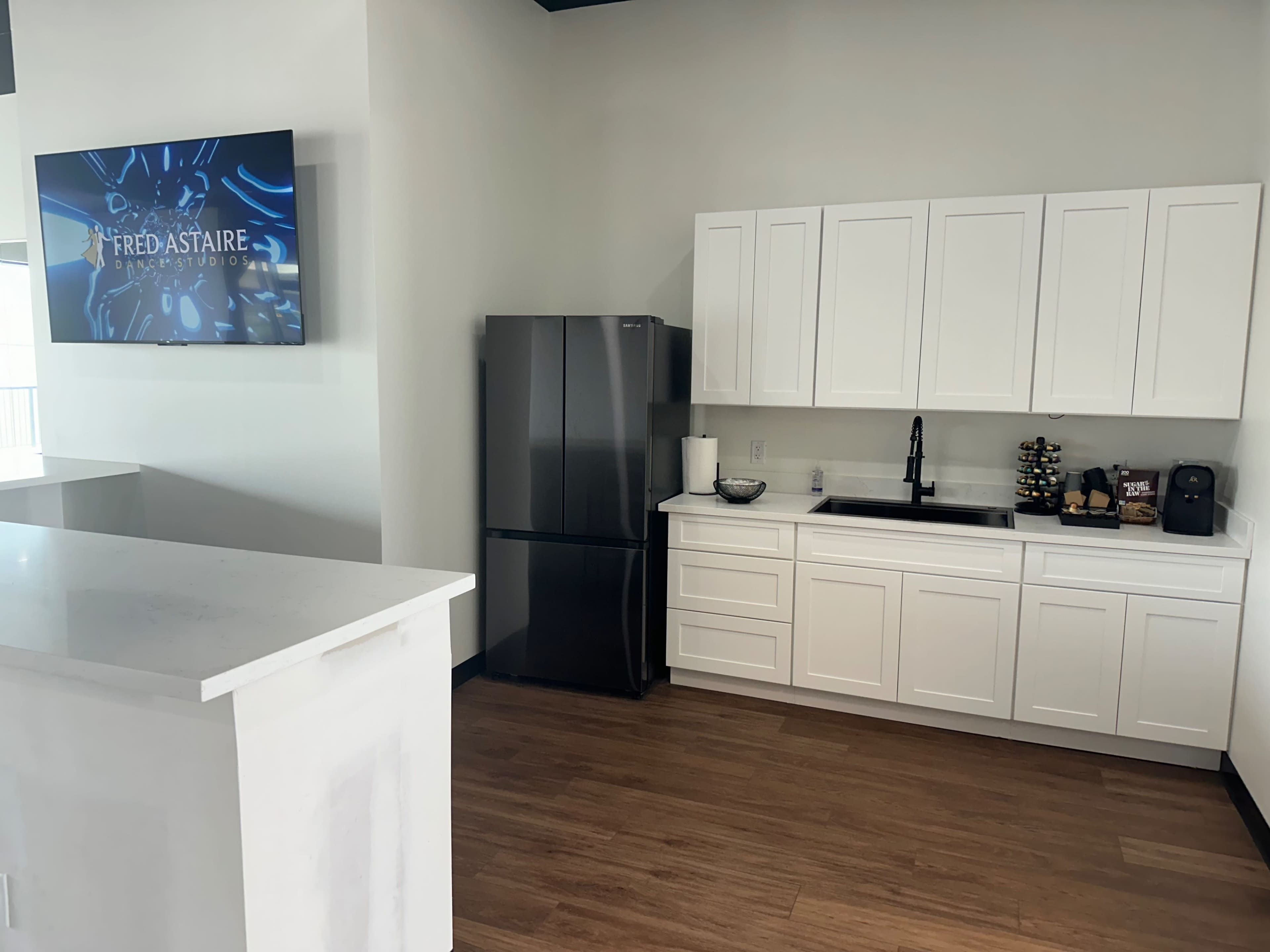 Stylish Dance Loft with Modern Flair in the Design District, Houston ...