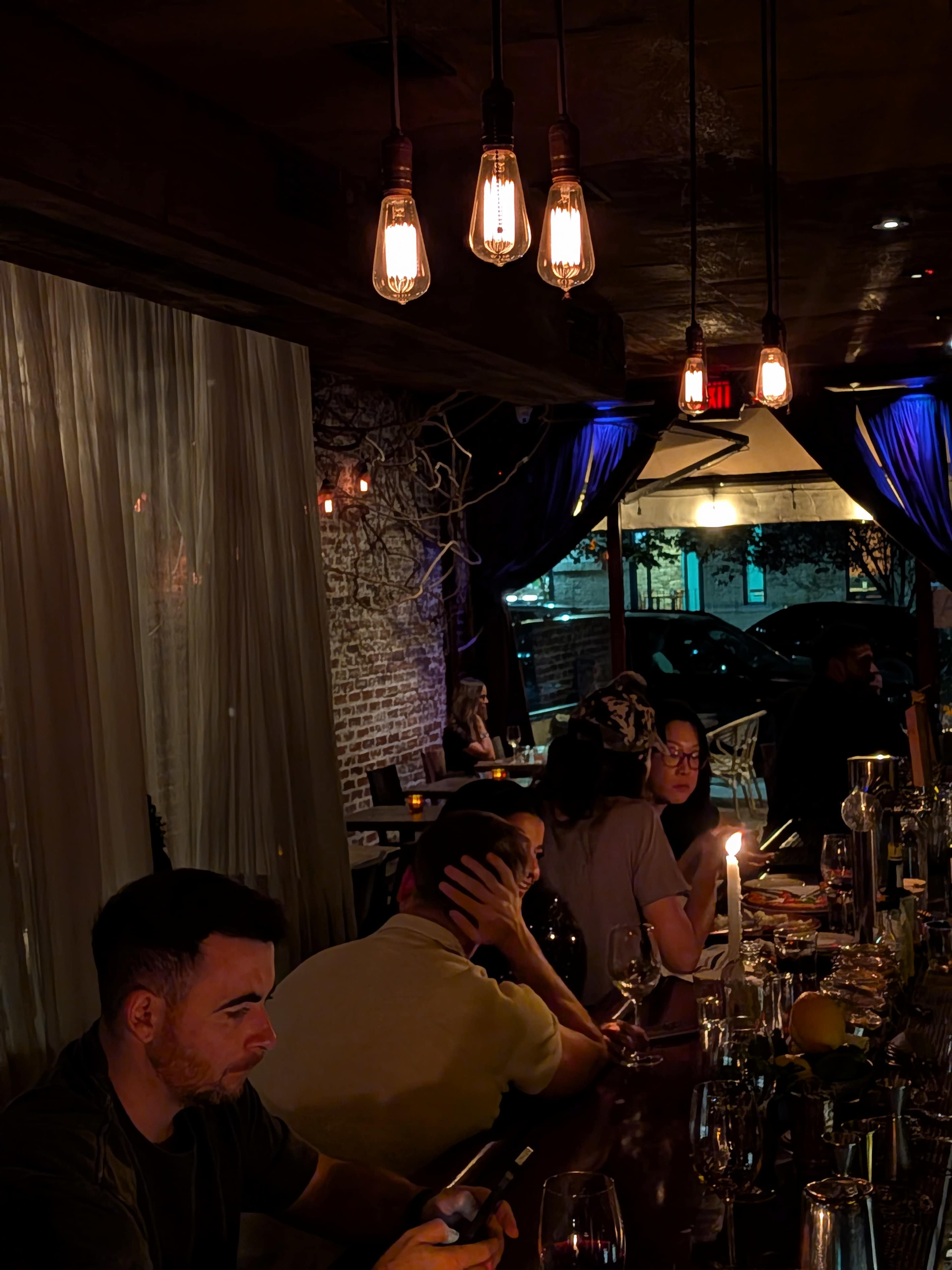 DiWine | Romantic Wine Bar and Restaurant with Cozy Booths, Astoria, NY ...