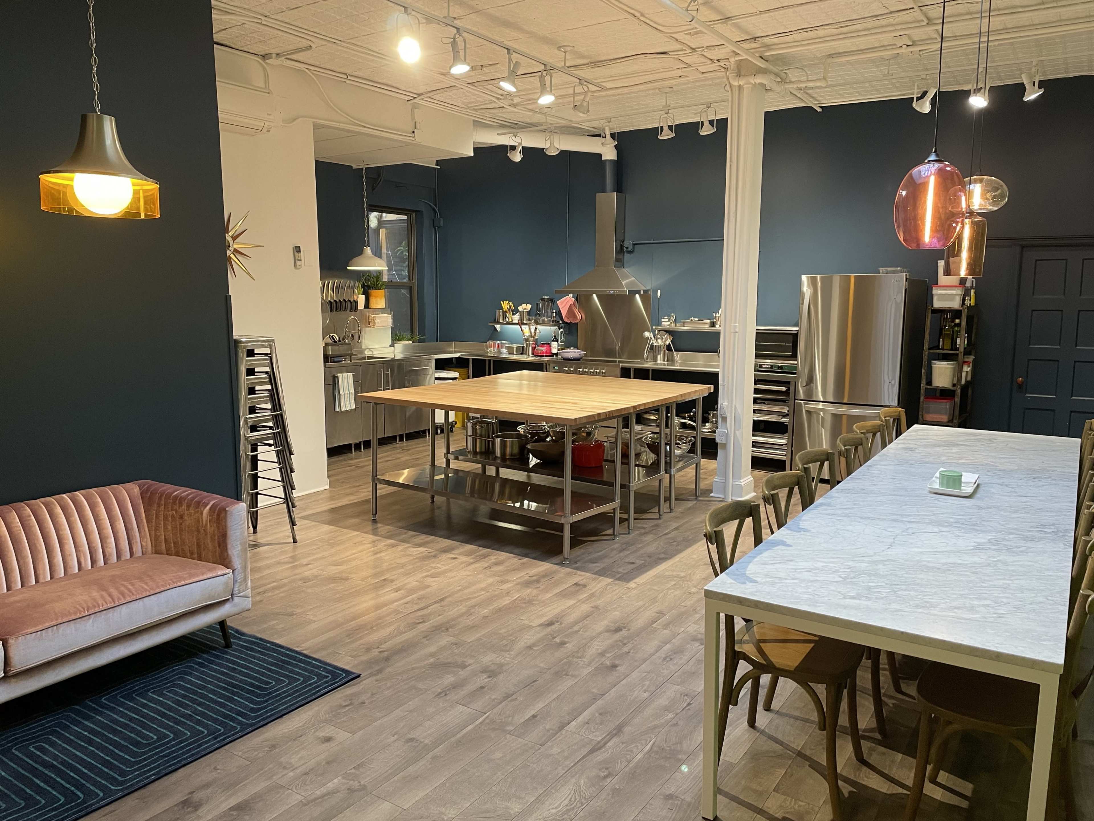 Home Cooking New York | Bright, Modern Loft with Chef's Kitchen ...